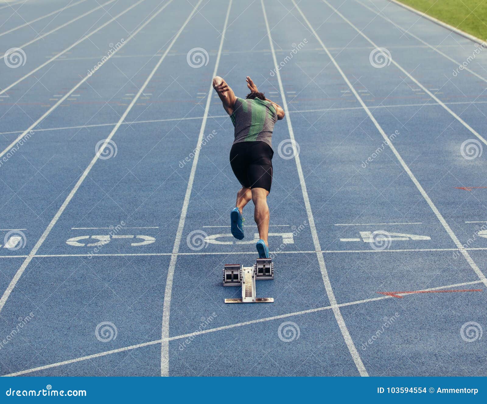 Sprinter, Der Vom Startblock Auf Bahn Sich Entfernt Stockfoto - Bild ...
