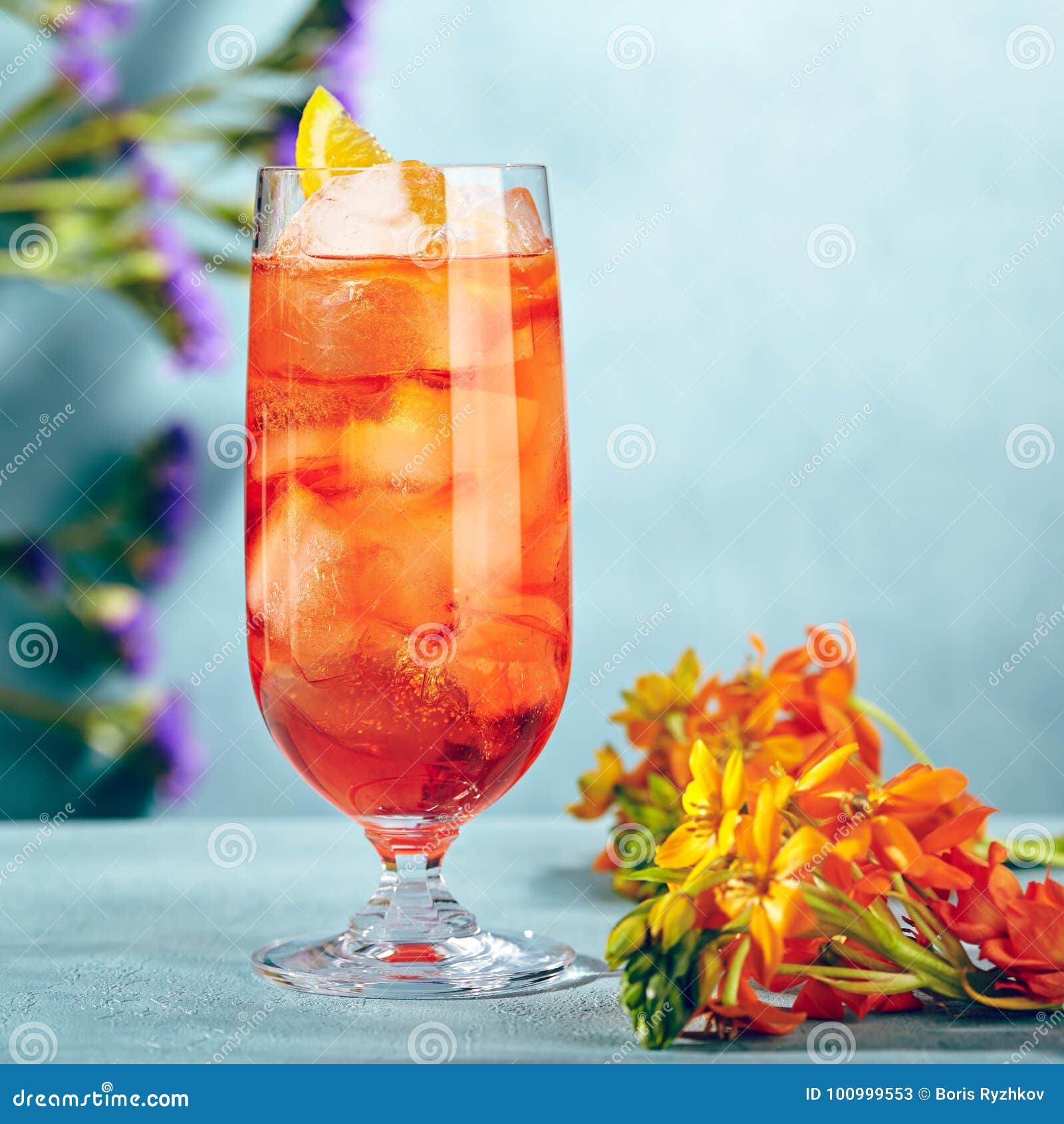 Spritz la bebida de Aperol imagen de archivo. Imagen de refrigerador ...