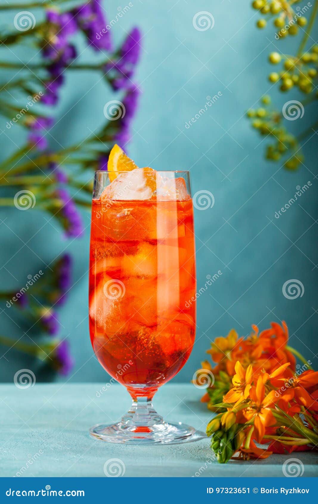 Spritz la bebida de Aperol imagen de archivo. Imagen de cristal - 97323651