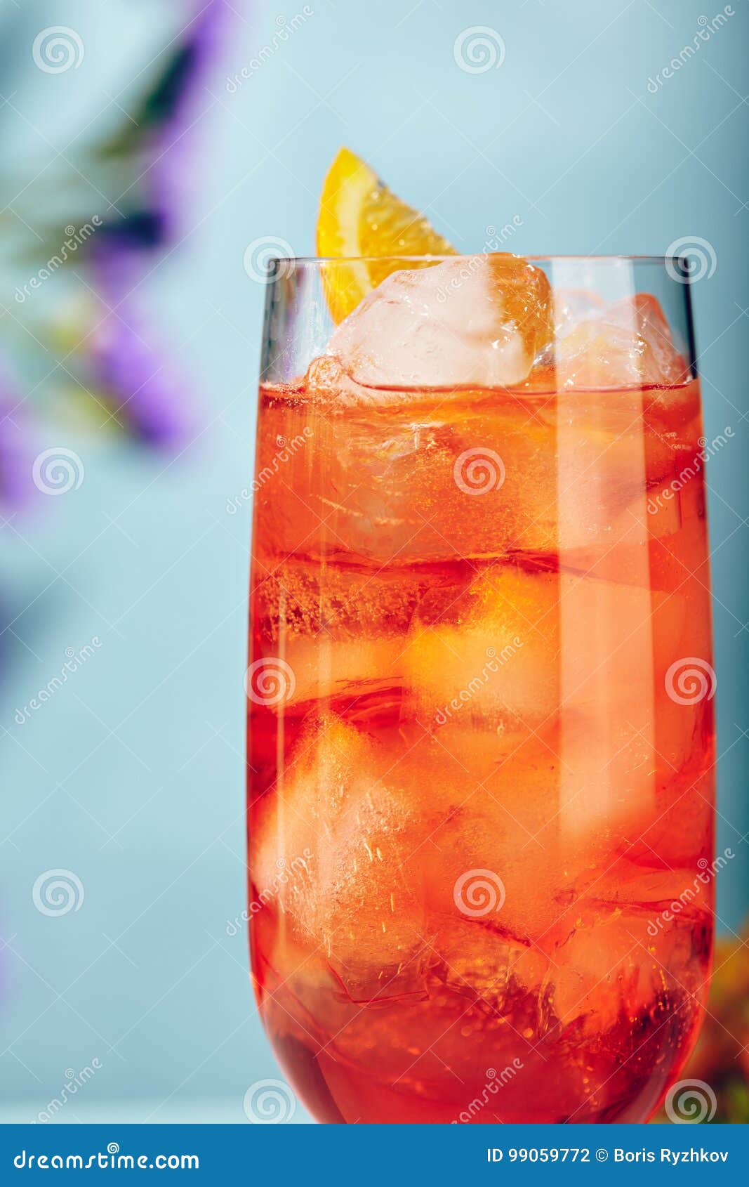 Spritz la bebida de Aperol foto de archivo. Imagen de cristal - 99059772