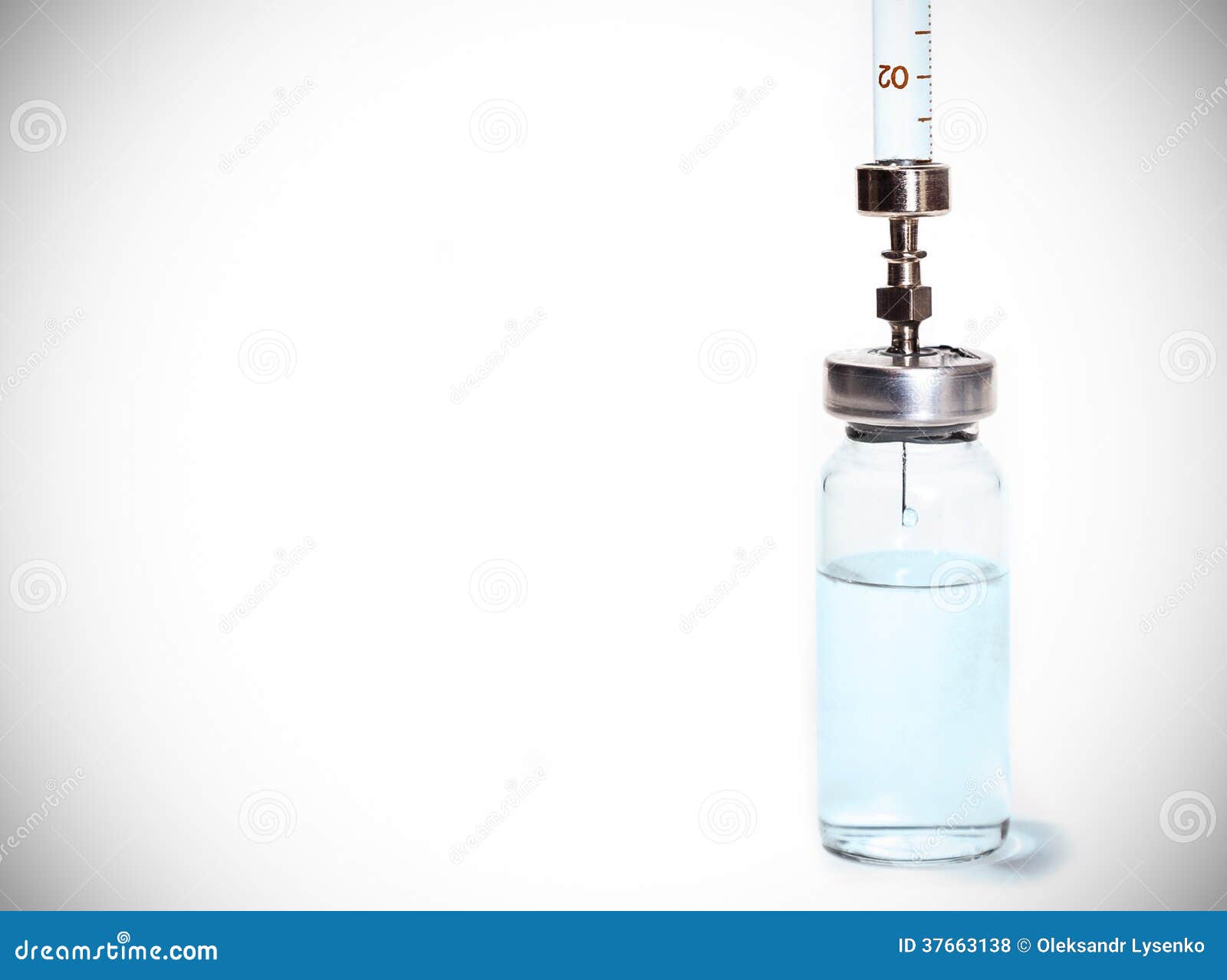 Spritze mit der Phiole stockfoto. Bild von pharmazeutisch - 37663138