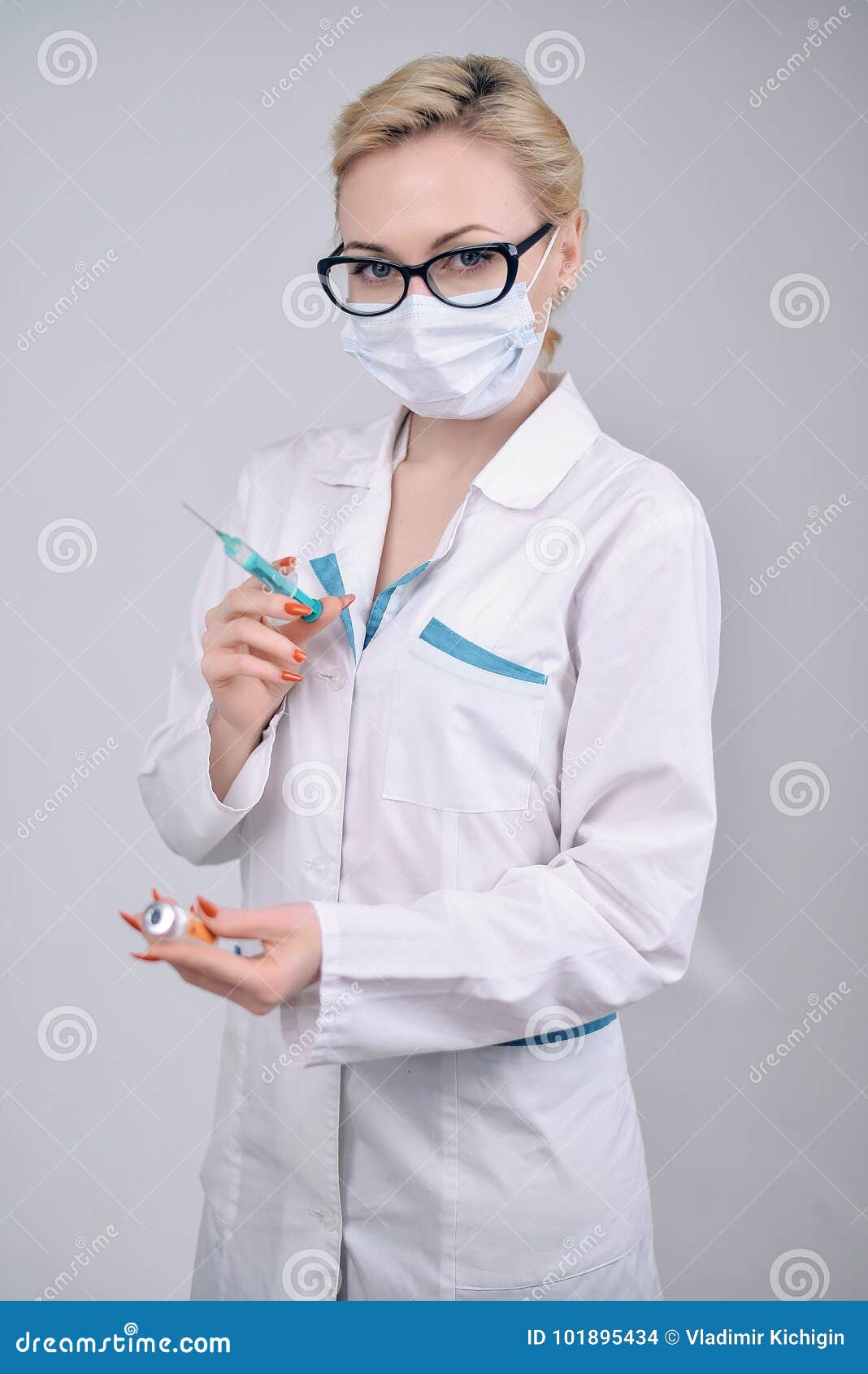Spritze Mit Medikation Vom Doktor Stockfoto - Bild von doktor ...