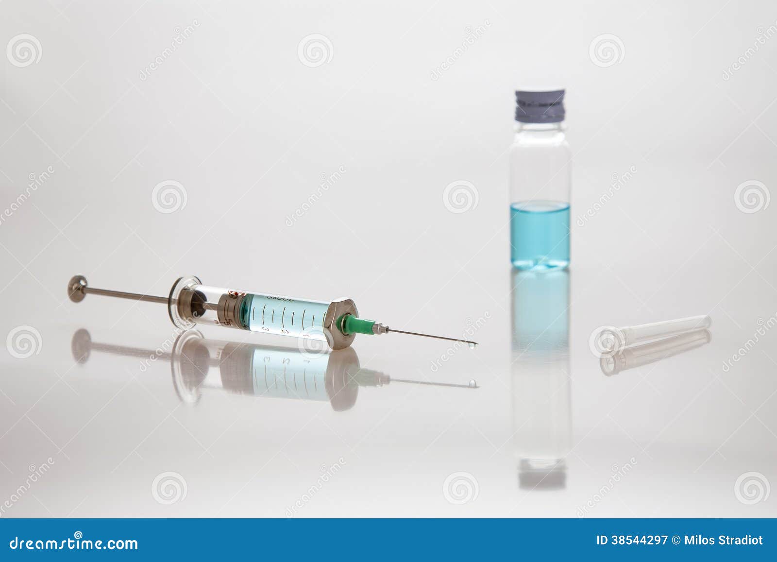 Spritze Mit Nadel Und Phiole Stockbild - Bild von droge, hypodermatisch ...