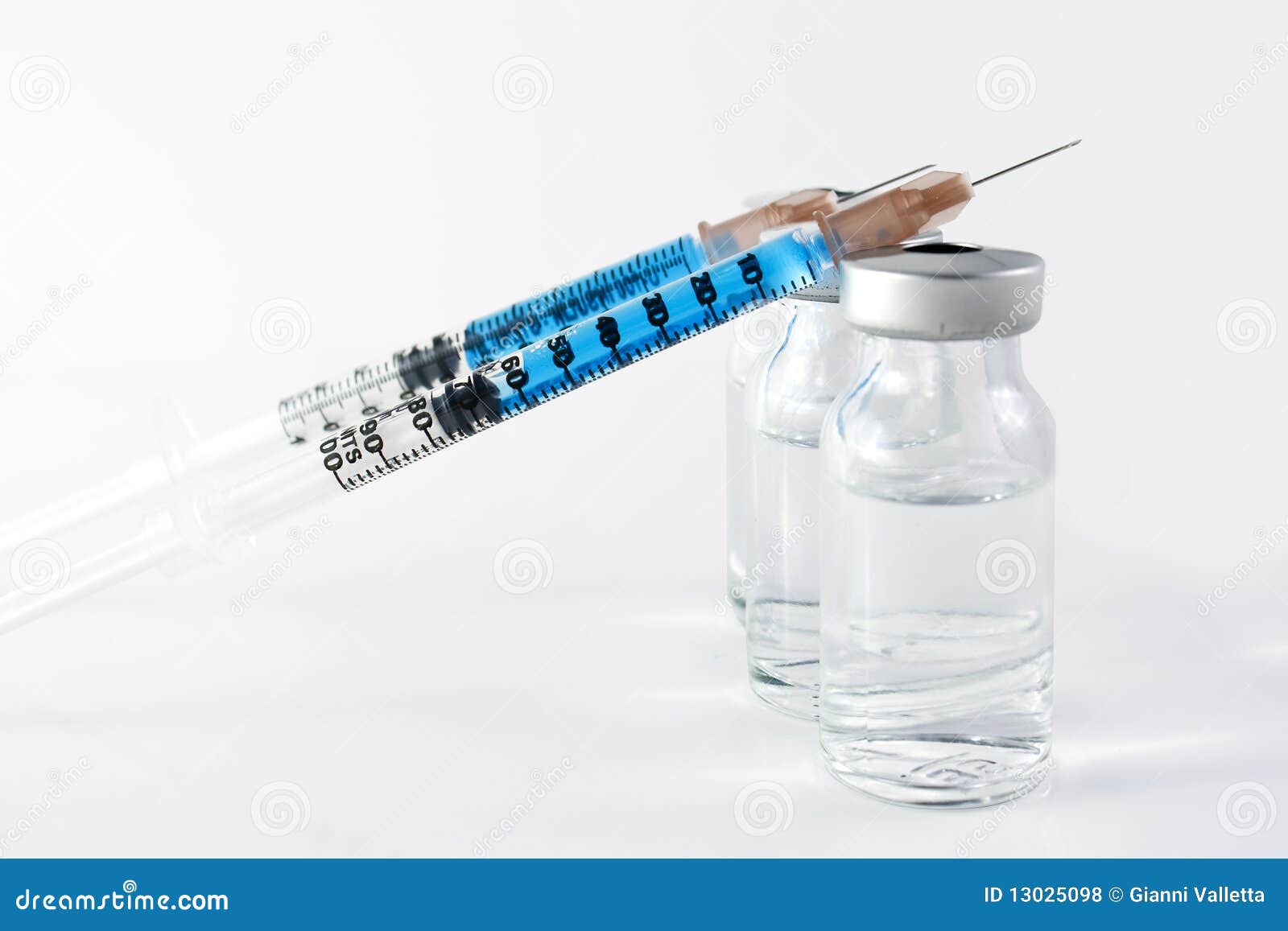 Spritze und Phiole stockfoto. Bild von dosis, krankheit - 13025098