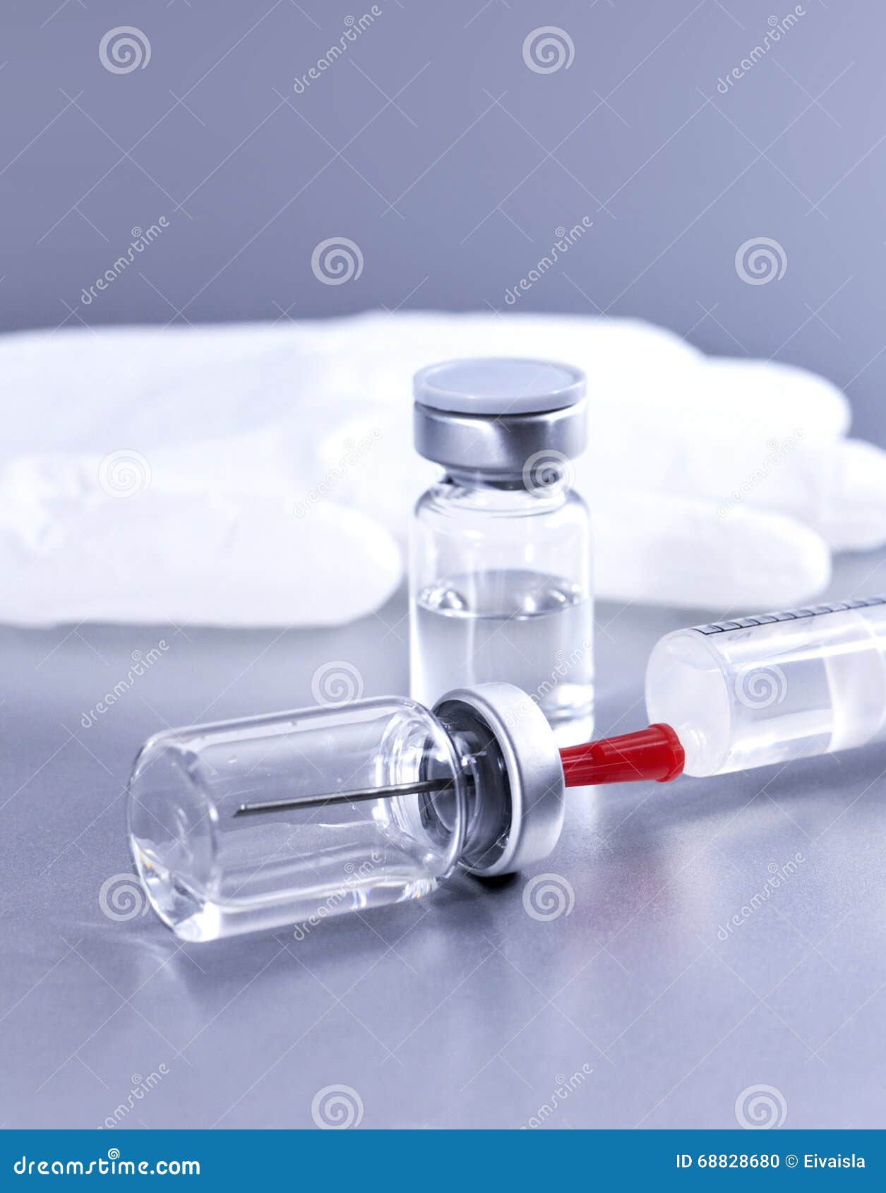 Spritze Und Phiole Mit Chirurgischen Handschuhen Stockfoto - Bild von ...