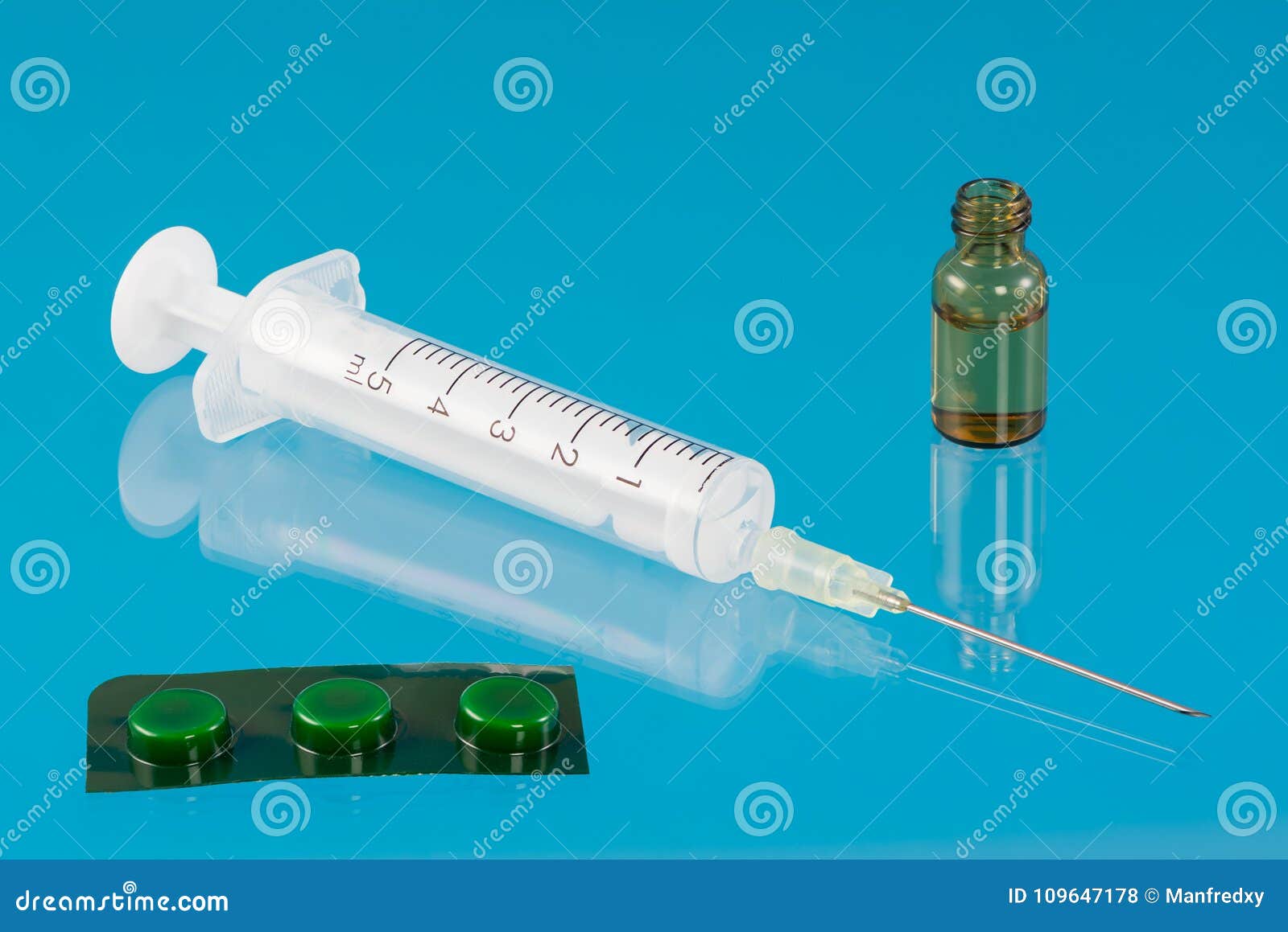 Spritze Und Tabletten Und Eine Phiole Mit Einem Serum Stockfoto - Bild ...