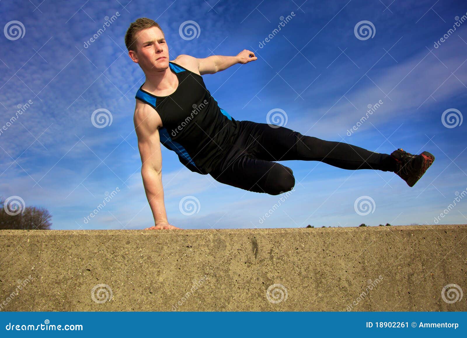 Sprong over muur stock afbeelding. Image of hindernis - 18902261