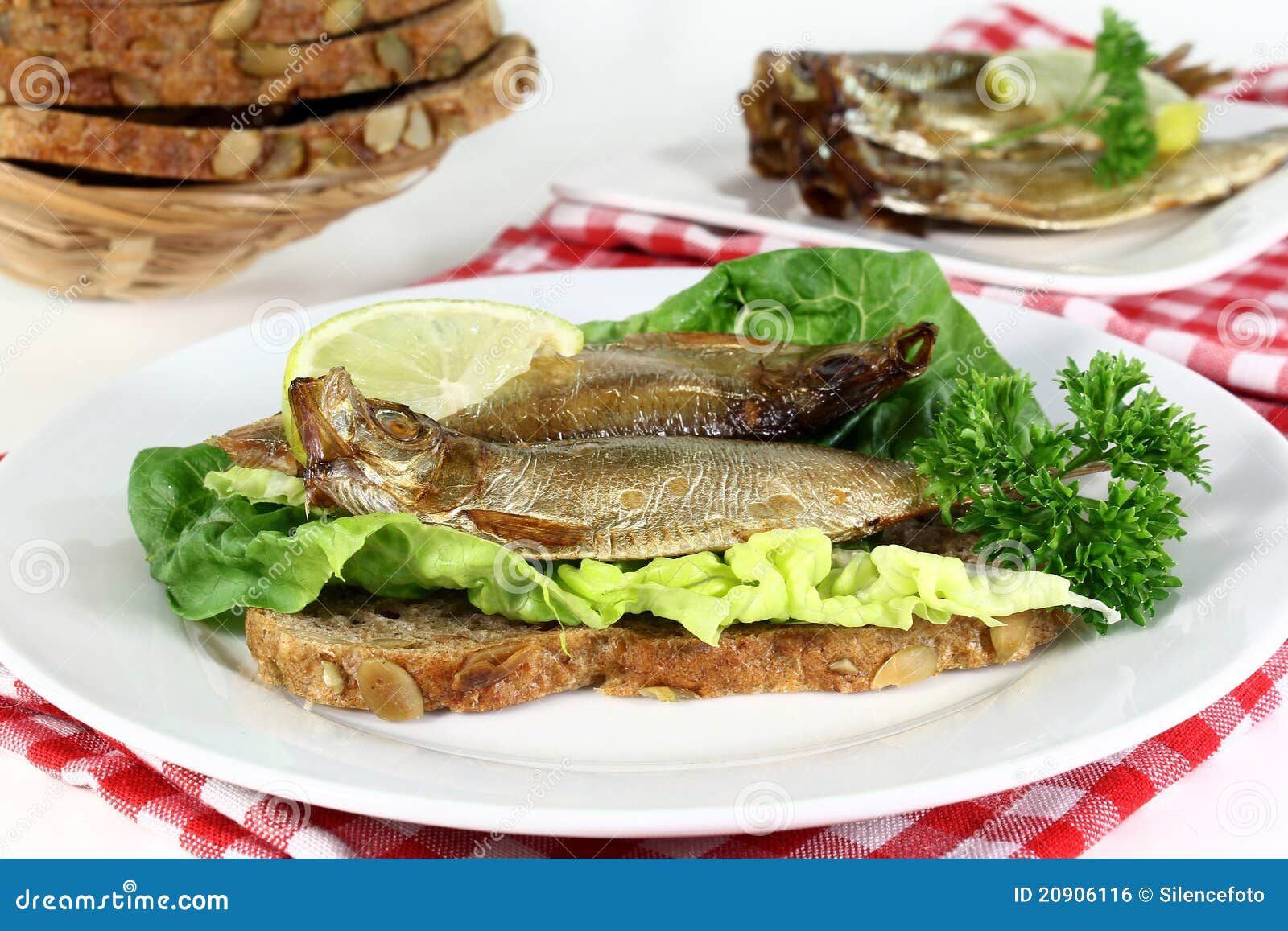 Sprotten stockfoto. Bild von geräuchert, jugendlich, handeln - 20906116