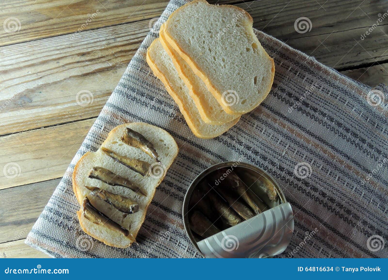 Sprotten und Brot stockfoto. Bild von schmieröl, essen - 64816634