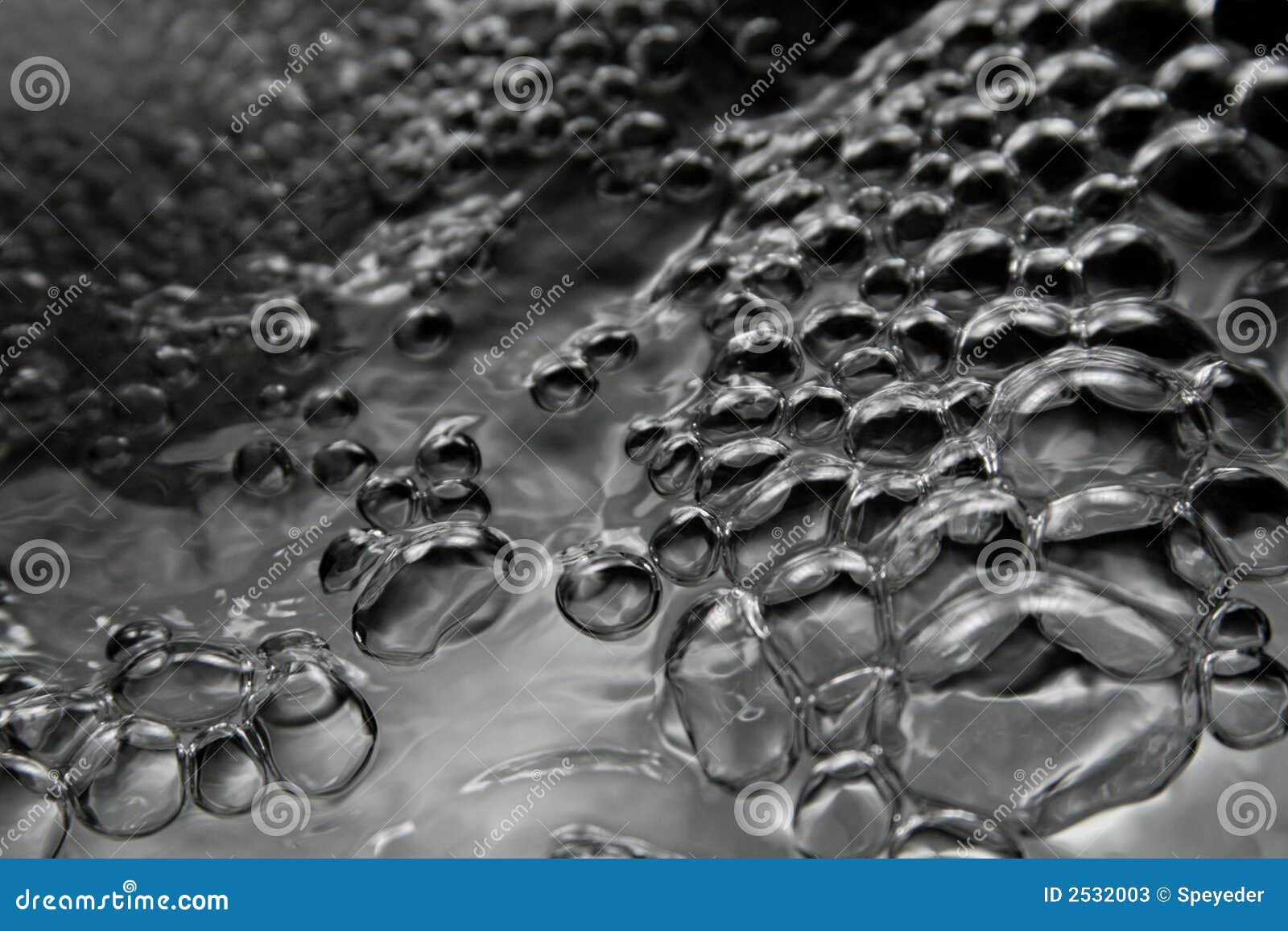 Sprudelndes Wasser stockbild. Bild von durstig, sauber - 2532003