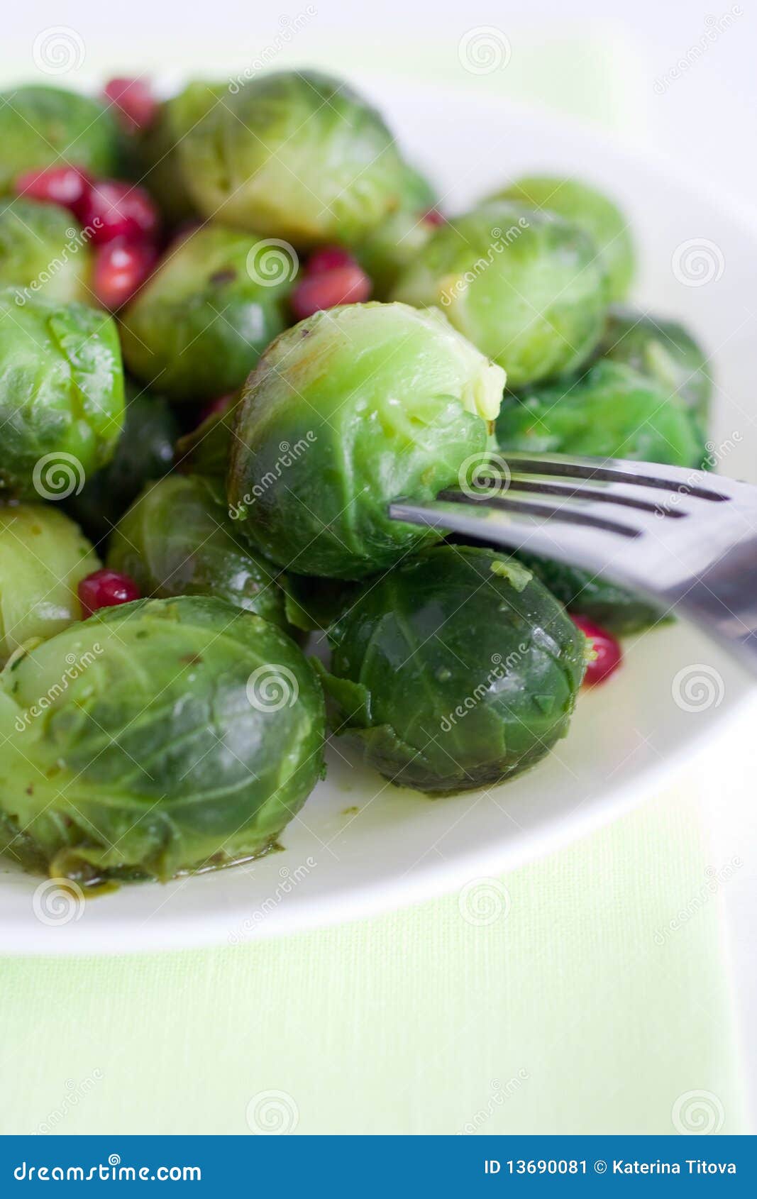 Spruitjes stock afbeelding. Image of keuken, gezond, helder - 13690081