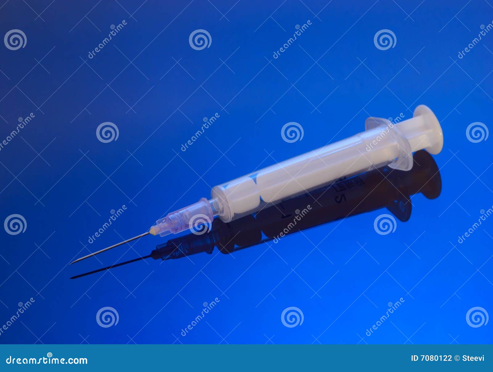 Spuit stock foto. Image of injectie, ziekenhuis, immunisatie - 7080122