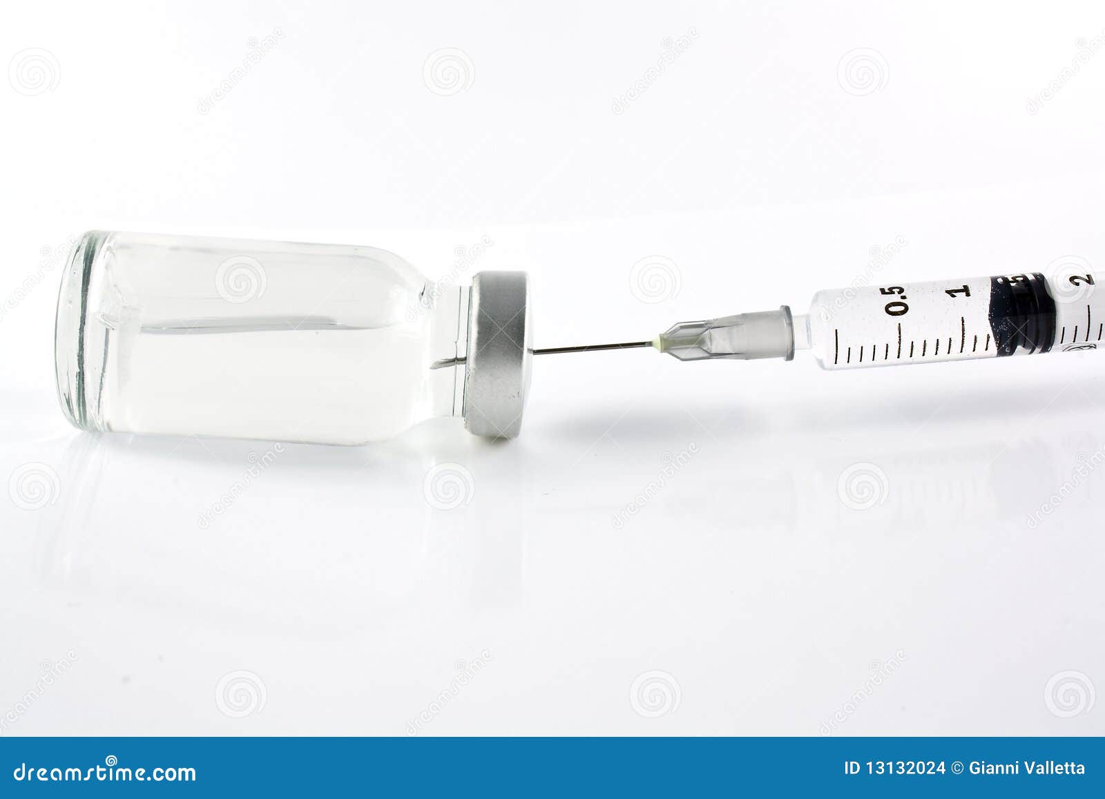 Spuit en flesje stock foto. Image of behandeling, ziekenhuis - 13132024