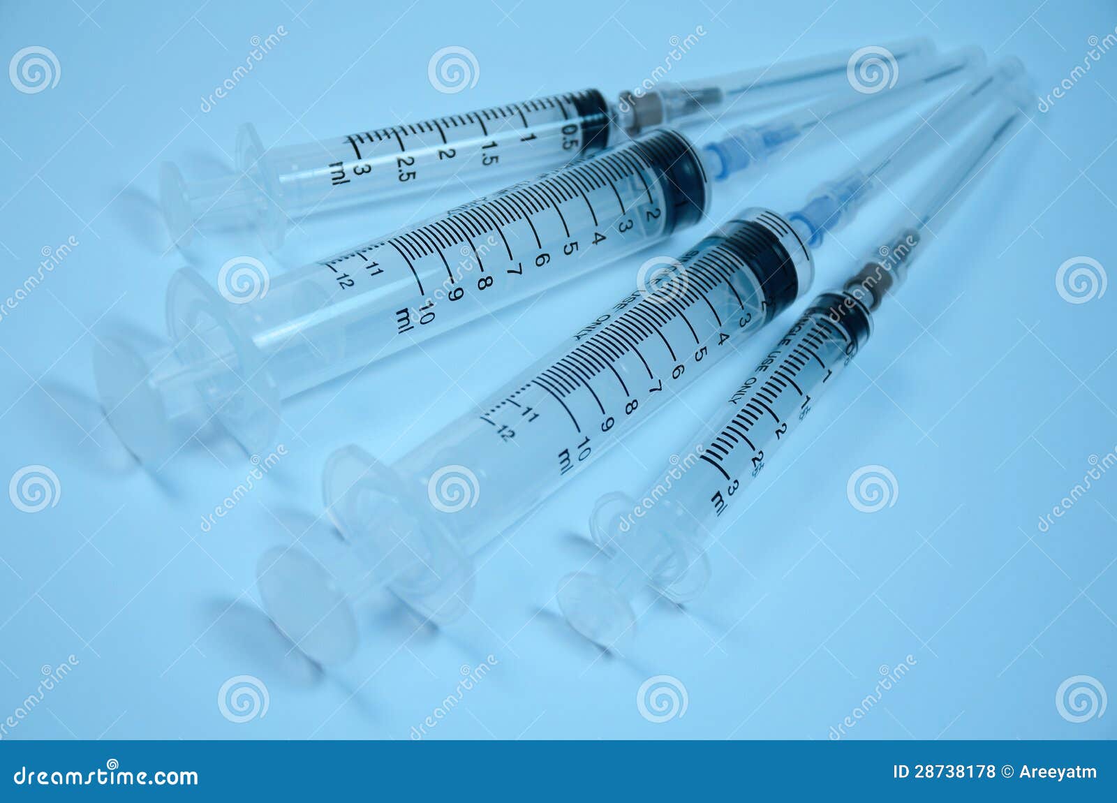 Spuit en naald. stock foto. Image of beschikbaar, spuit - 28738178