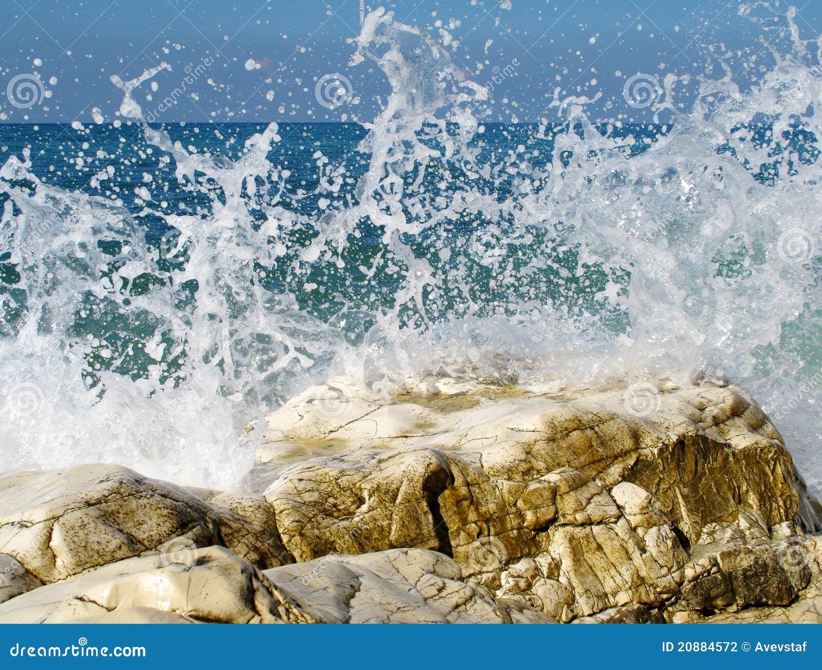 Spuma del mare fotografia stock. Immagine di nero, pietre - 20884572