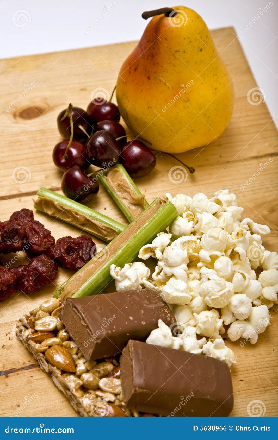 Spuntini fotografia stock. Immagine di pera, veloce, cioccolato - 5630966