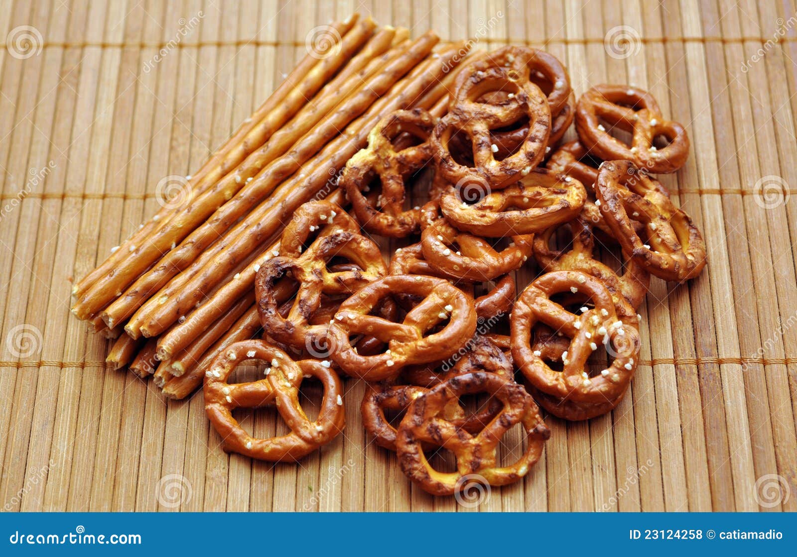 Spuntini salati fotografia stock. Immagine di autoadesivi - 23124258