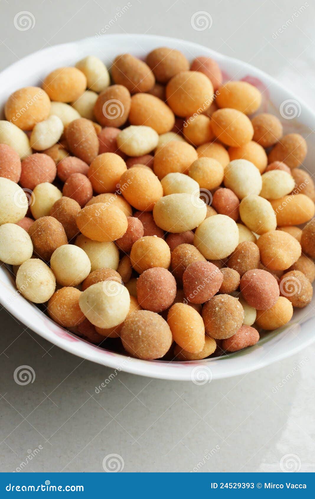 Spuntini salati rotondi immagine stock. Immagine di sale - 24529393