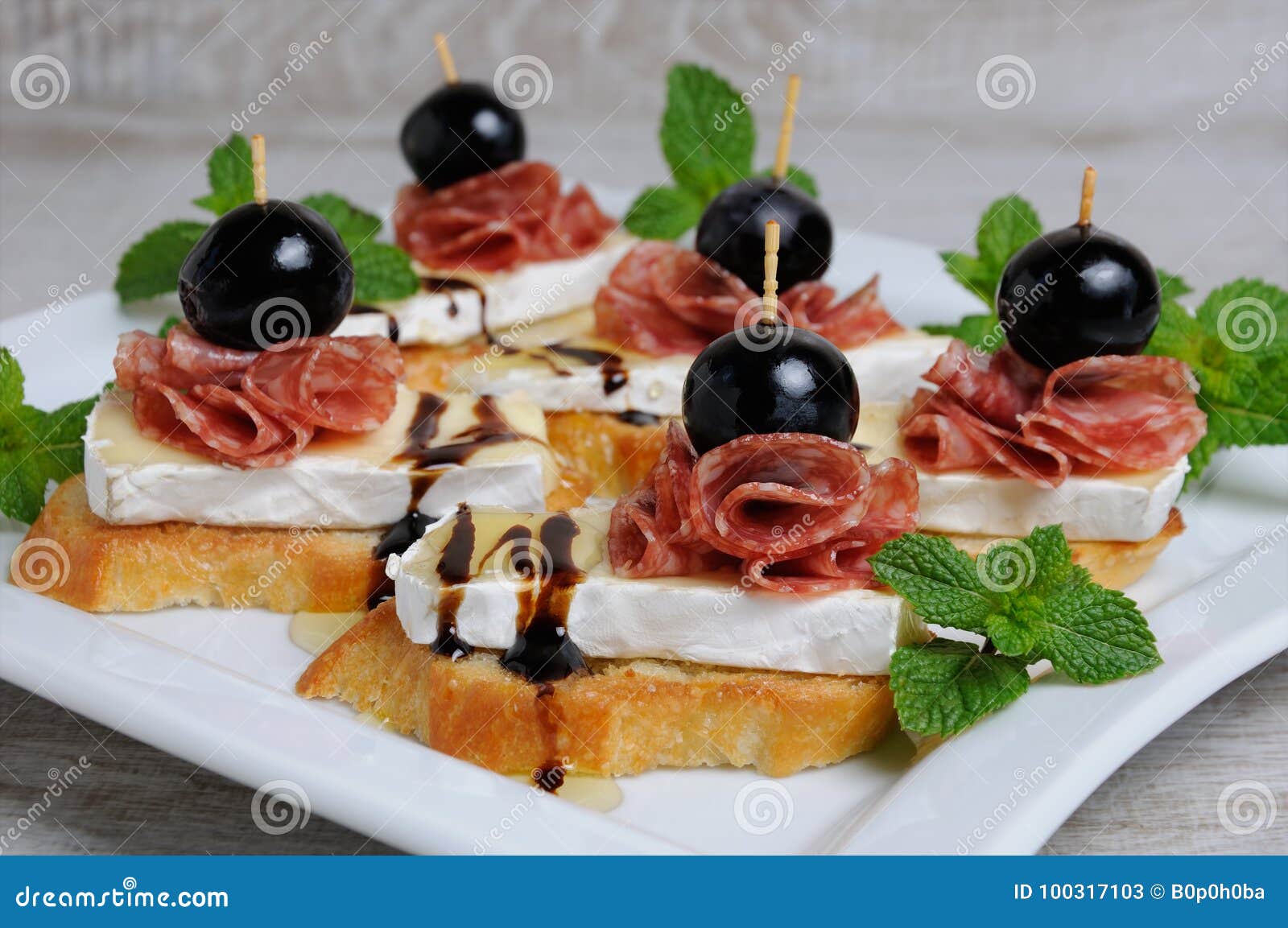 Spuntino Con Il Brie Ed Il Salame Del Formaggio Immagine Stock ...