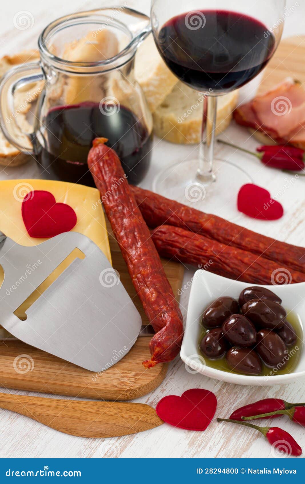 Spuntino con vino rosso fotografia stock. Immagine di alimento - 28294800