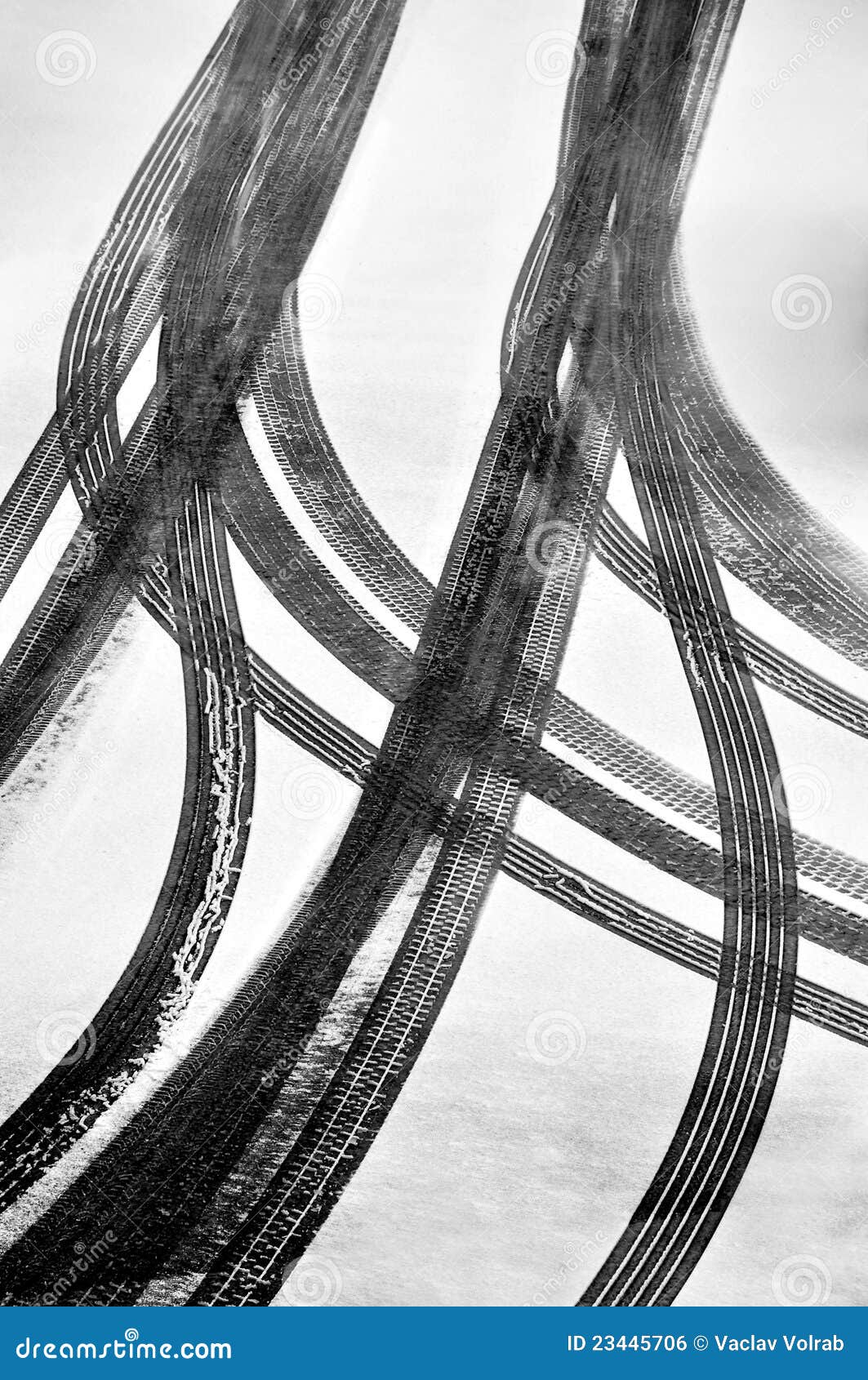 Spuren der Autoreifen stockfoto. Bild von kalt, verkehr - 23445706