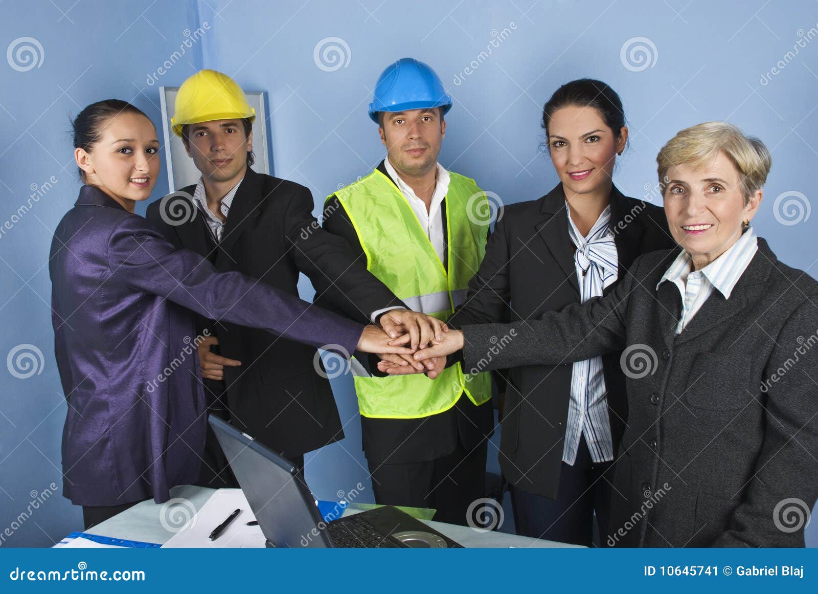 Squadra Dell'assistente Tecnico Con Le Mani Unite Immagine Stock ...