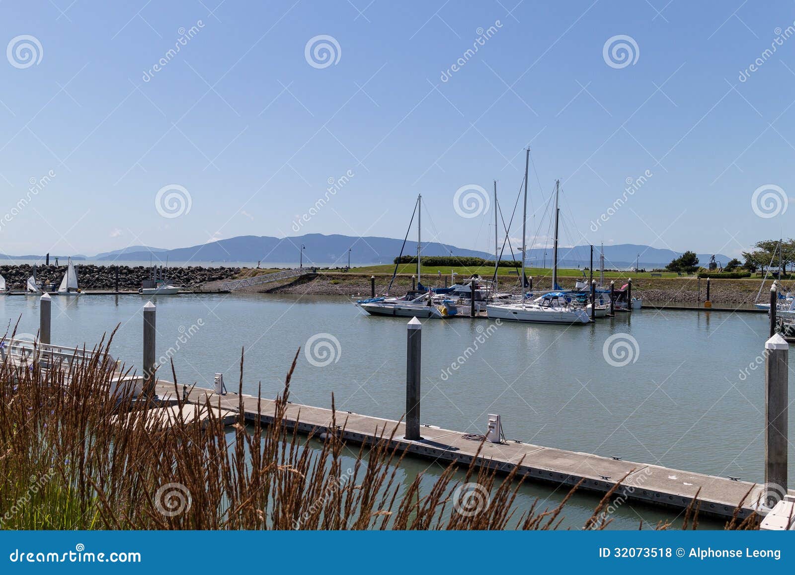 Squalicum bay-view of pier stock photo. Image of water - 32073518