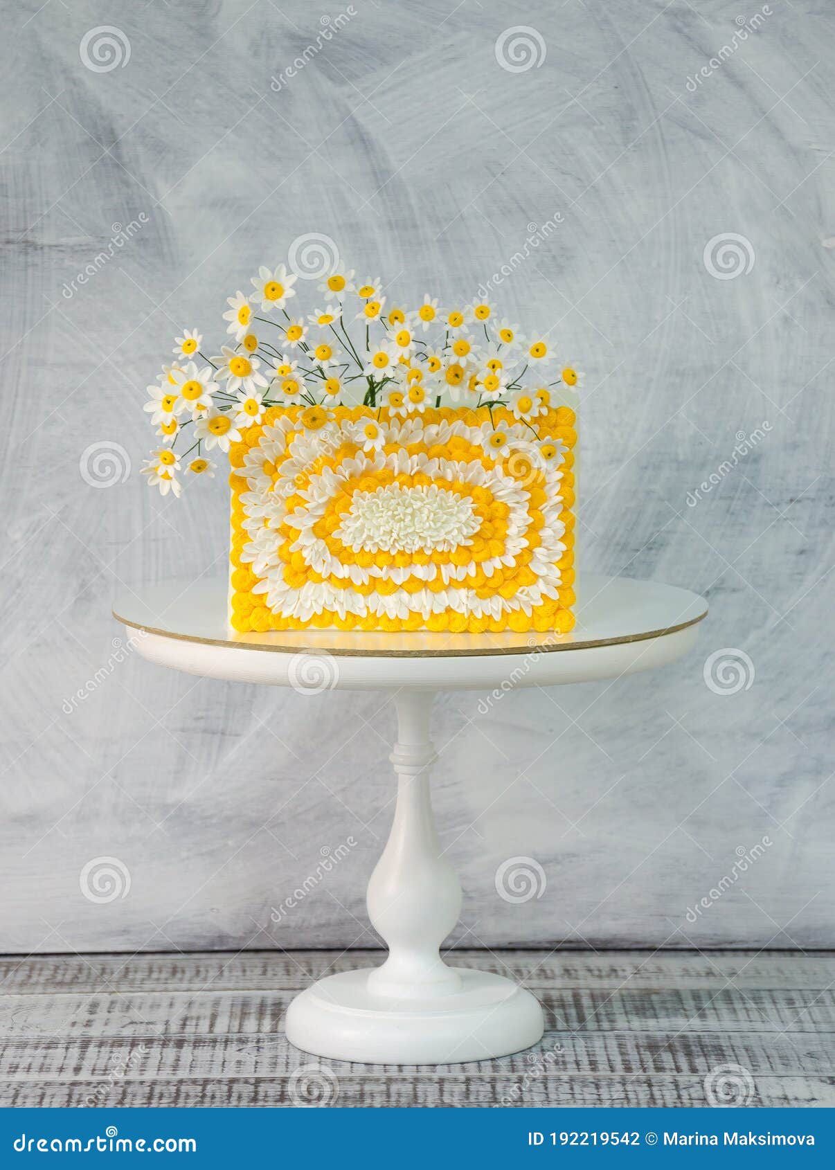 Square Fondant Cake with Gentle Daisies Stock Photo - Image of vegan ...