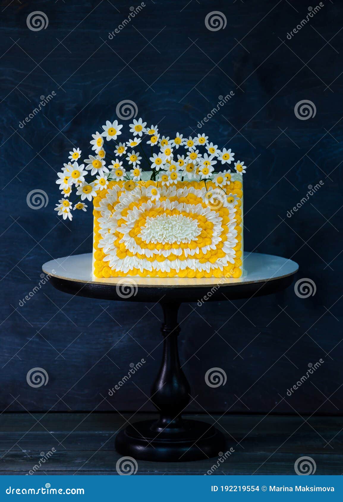 Square Fondant Cake with Gentle Daisies Stock Photo - Image of sweet ...