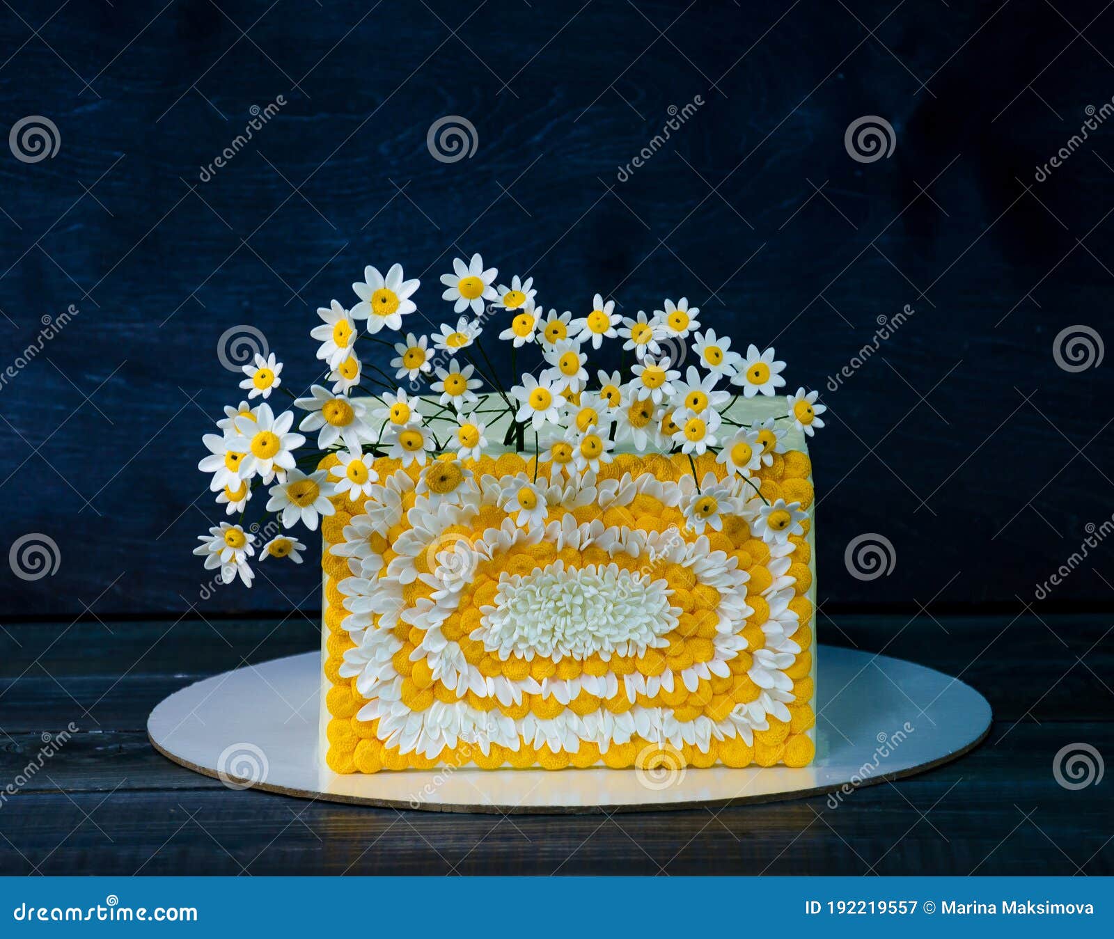 Square Fondant Cake with Gentle Daisies Stock Image - Image of fest ...