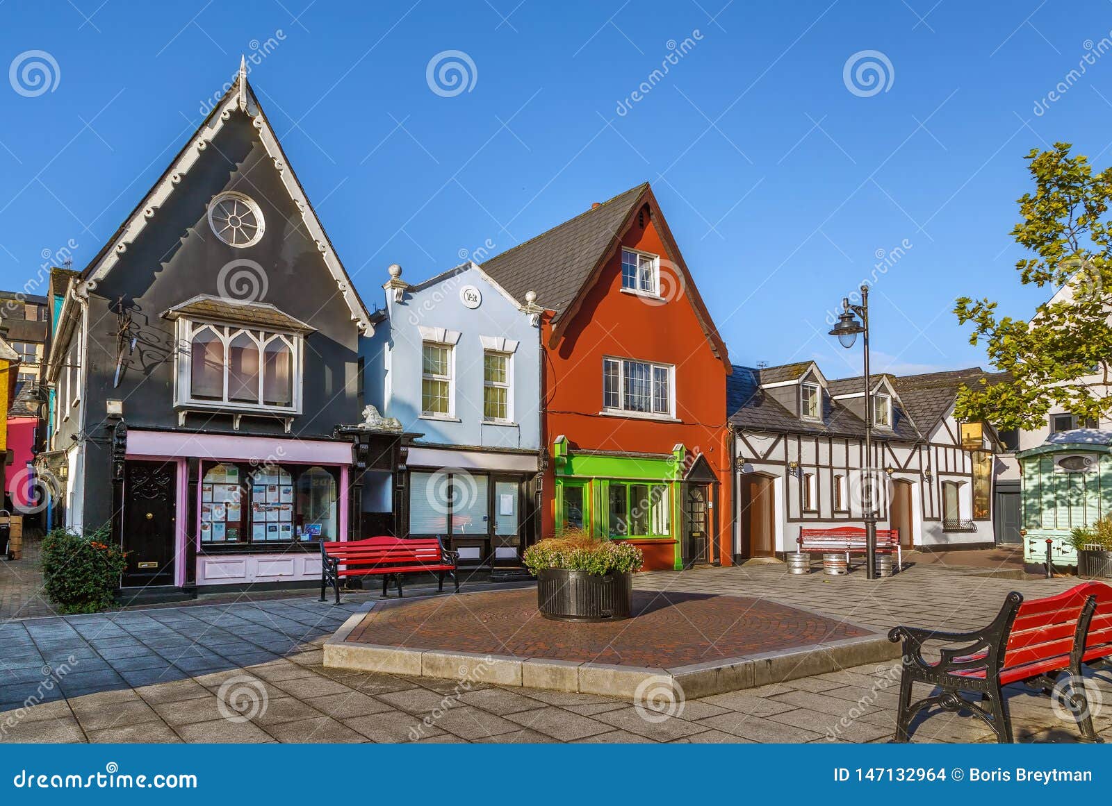 Square in Kinsale, Ireland editorial stock image. Image of cork - 147132964