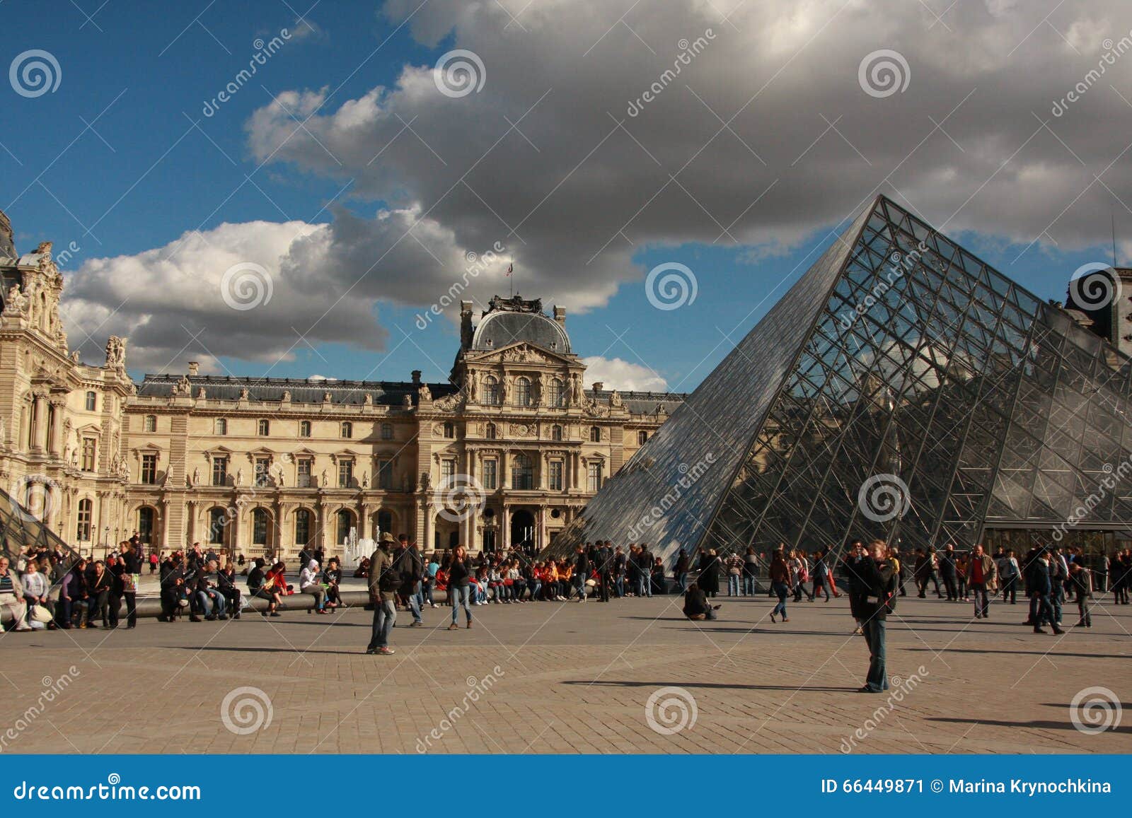 Square of the Louvre in Paris Editorial Photo - Image of landmark ...