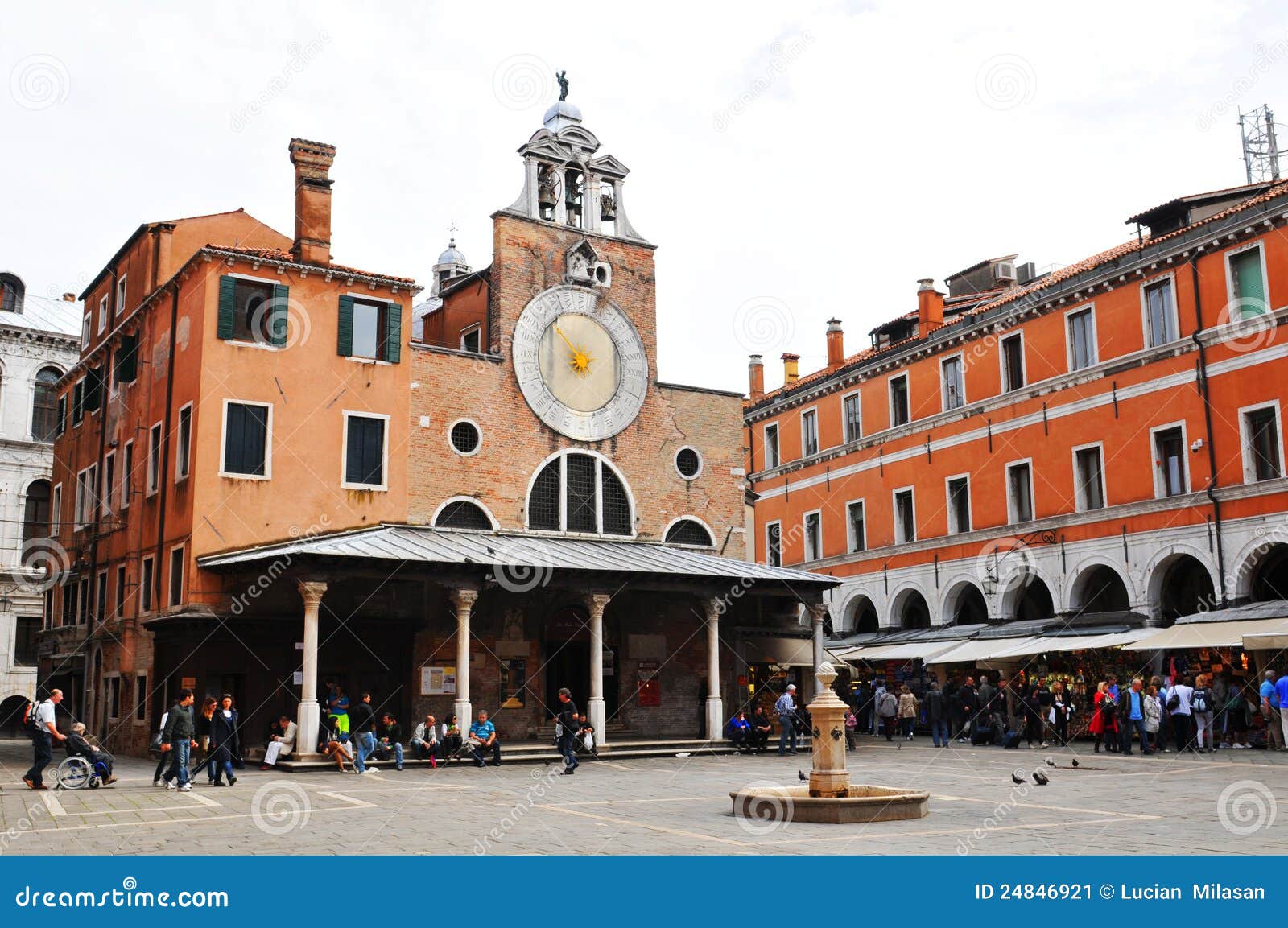 Square in Venice, Italy editorial photo. Image of fountain - 24846921