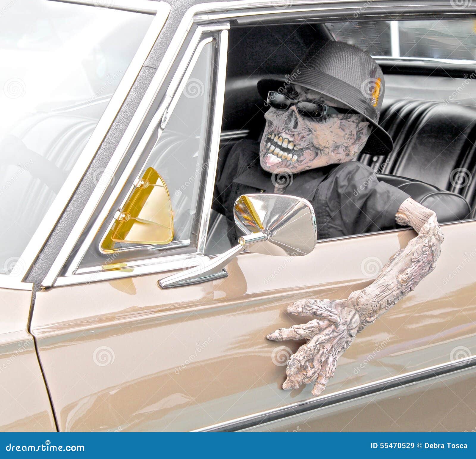 Squelette dans la voiture image stock. Image du plaisanterie - 55470529