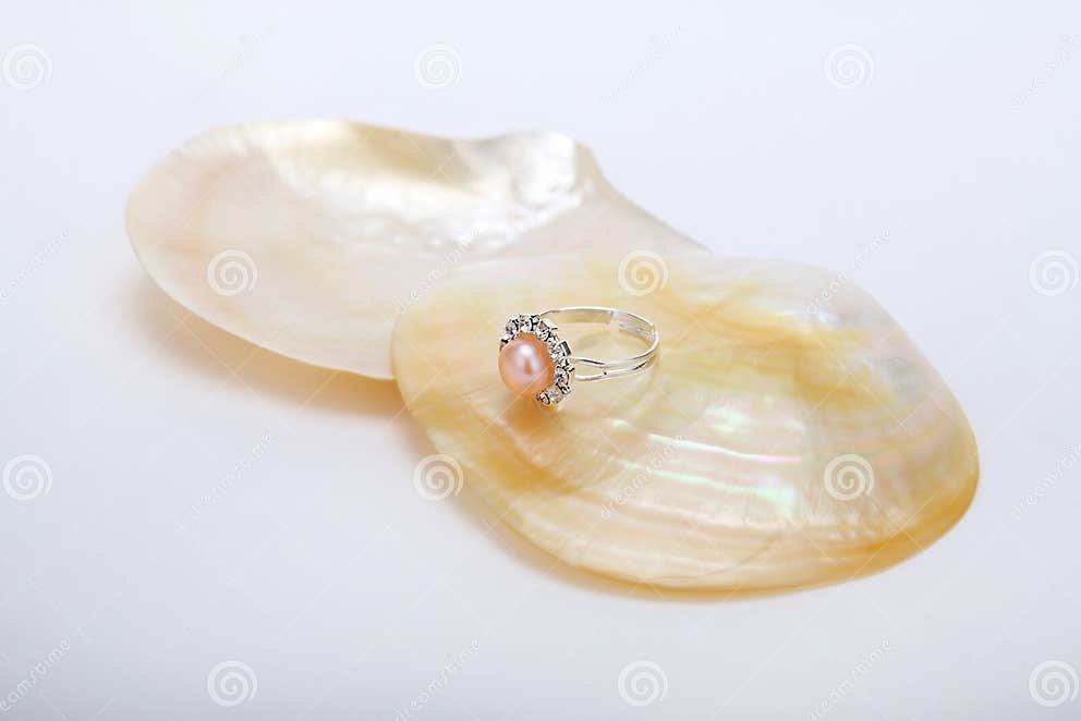 Squilli con la perla fotografia stock. Immagine di diamante - 101276020