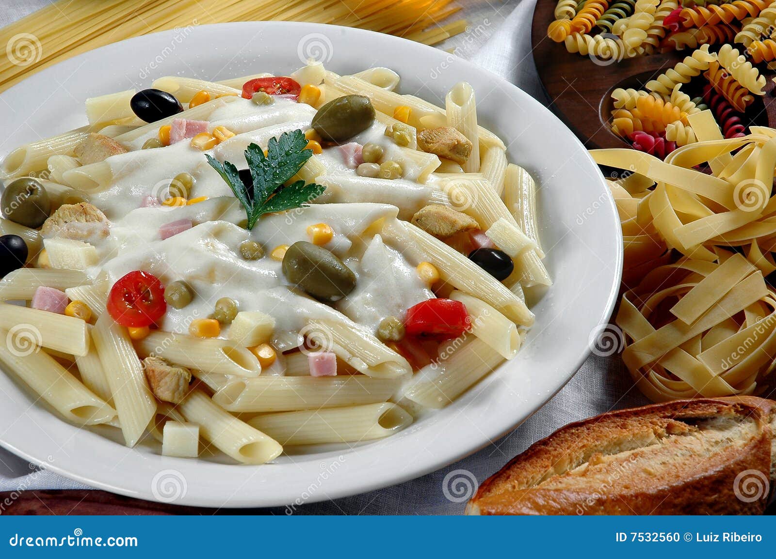 Squisito fotografia stock. Immagine di tagliatella, pomodoro - 7532560