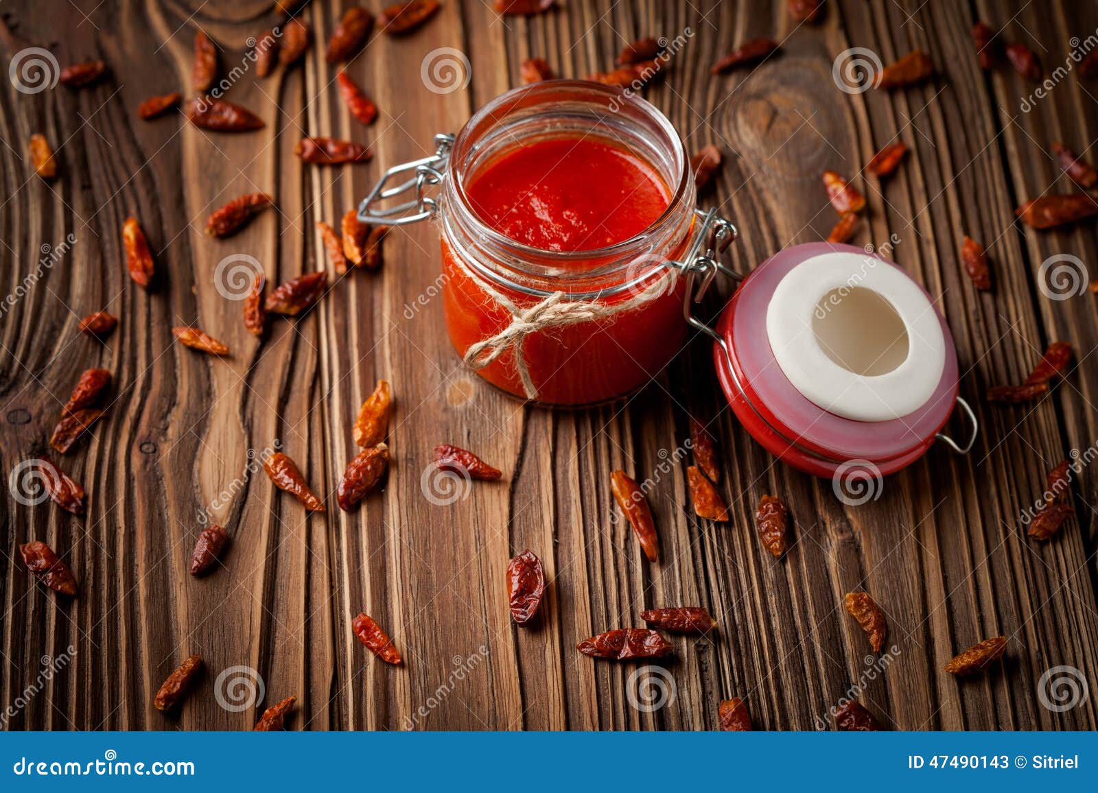 Sriracha Diy Natural De La Salsa De Chiles Imagen de archivo - Imagen ...