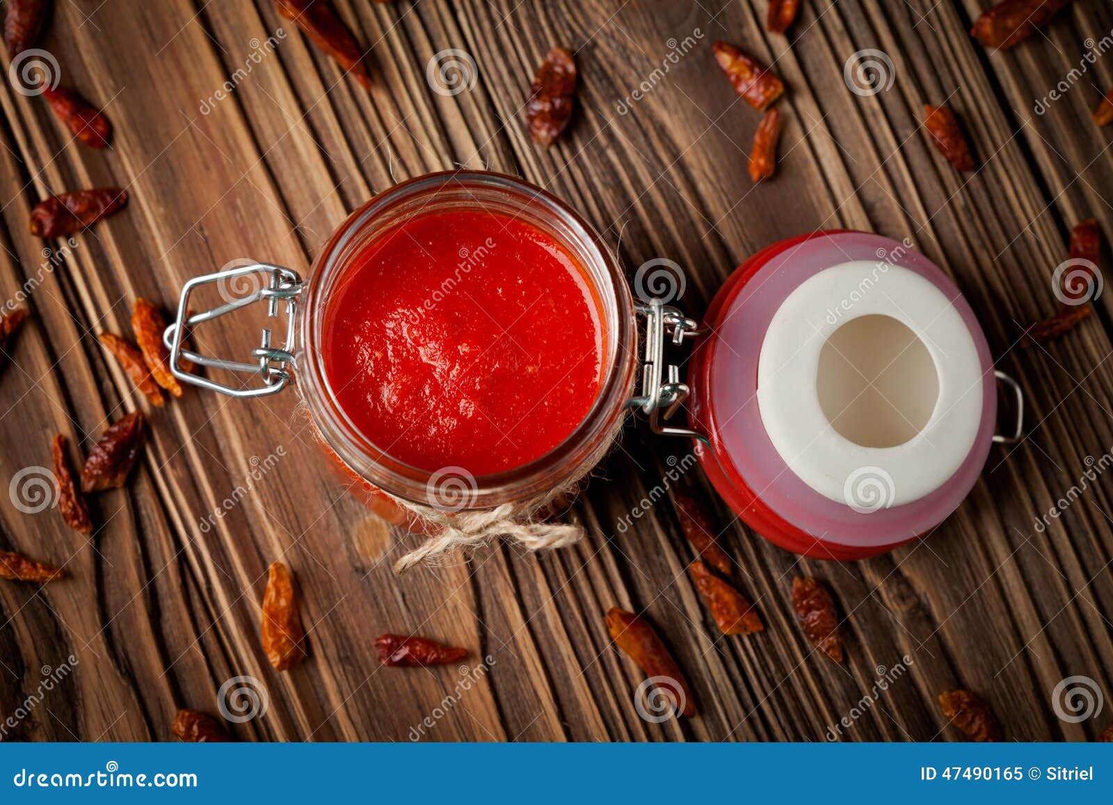 Sriracha Diy Natural De La Salsa De Chiles Imagen de archivo - Imagen ...