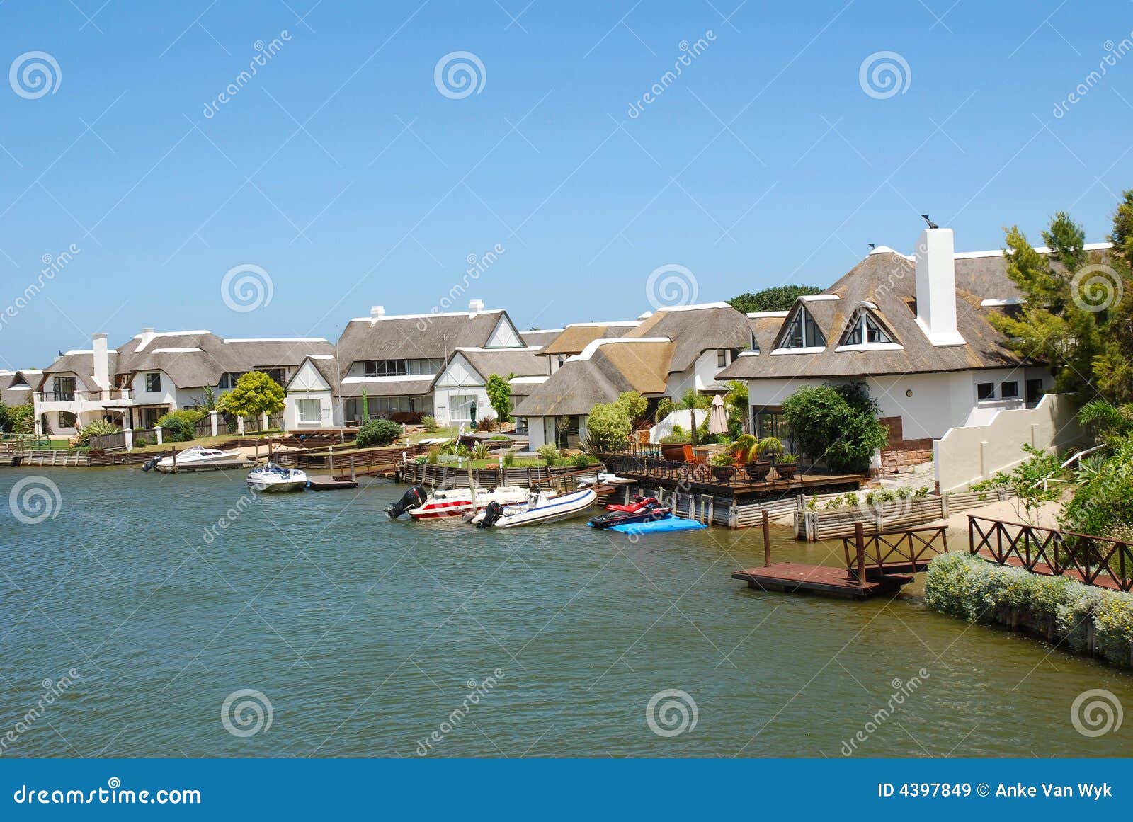 St. Francis Bay stock afbeelding. Image of luxueus, huizen - 4397849