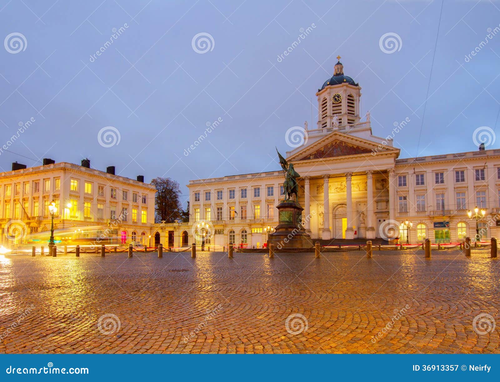 St Jacques Church, Bruxelles Image stock - Image du statue ...