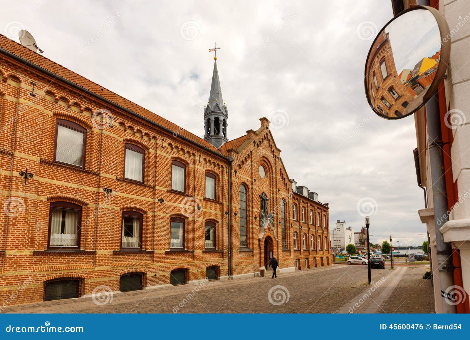 St. Knud mit Spiegel redaktionelles foto. Bild von kreuz - 45600476
