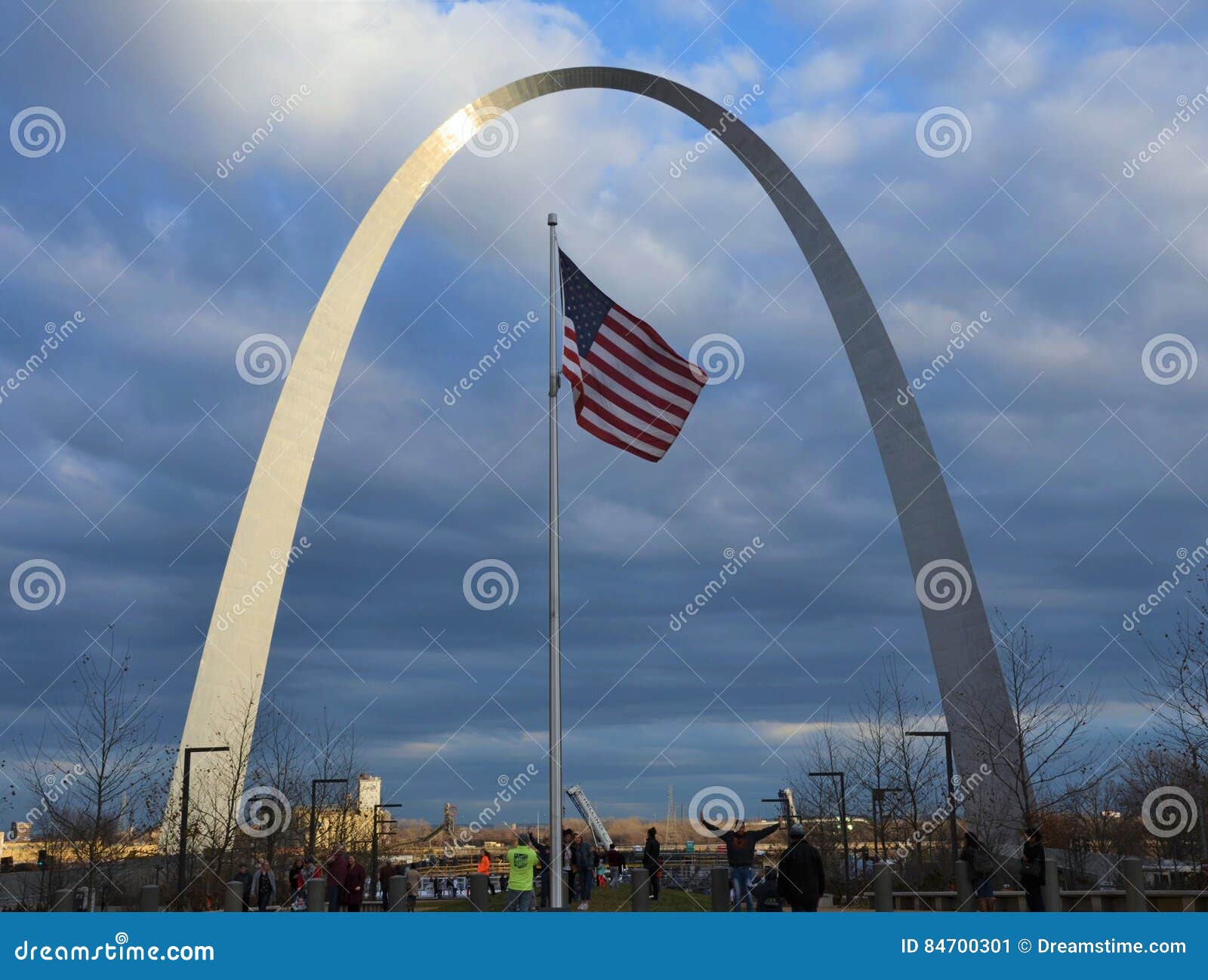 St. Louis Arch and flag editorial photo. Image of architecture - 84700301