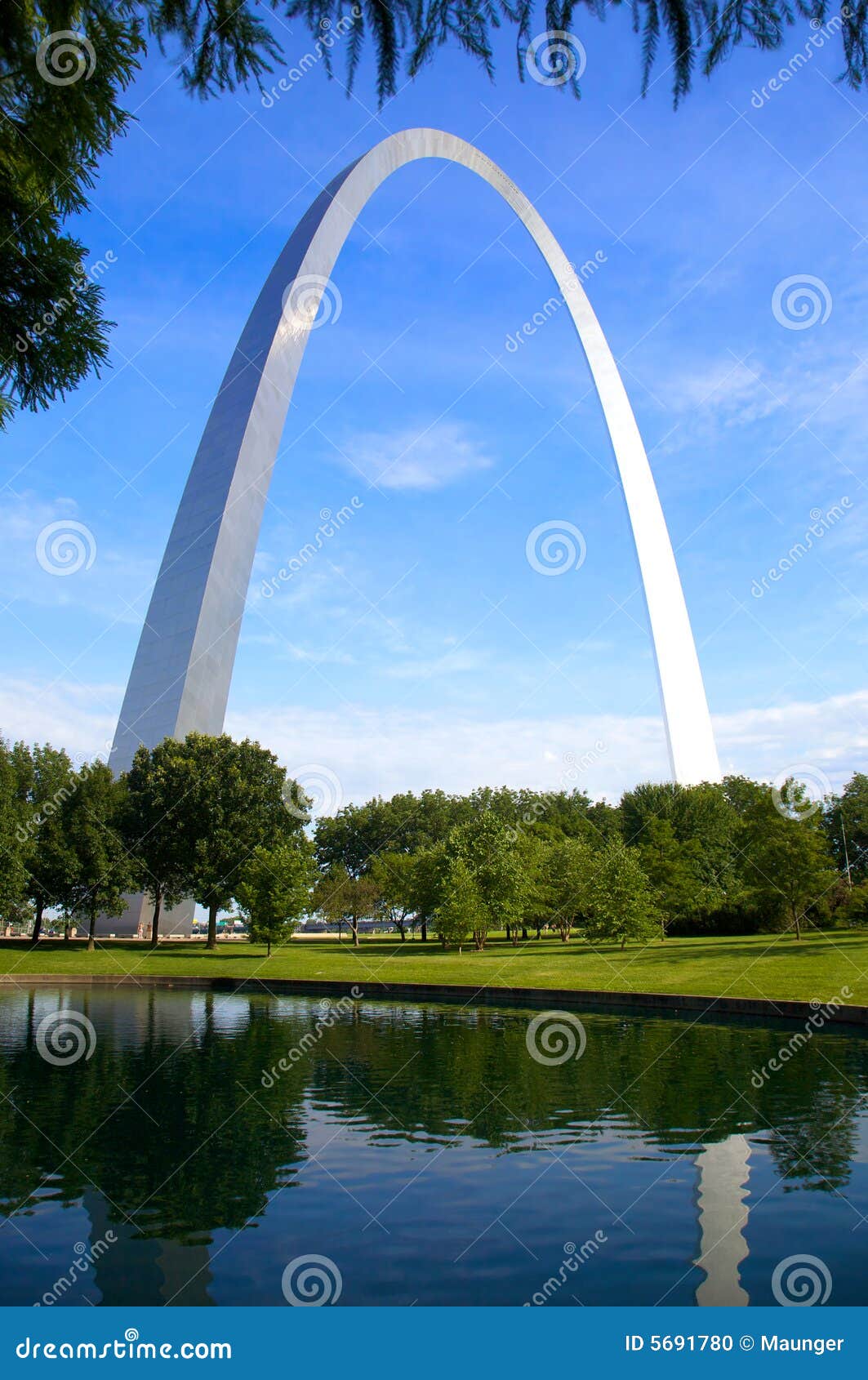 St. Louis Arch and Reflection Stock Photo - Image of vacation ...