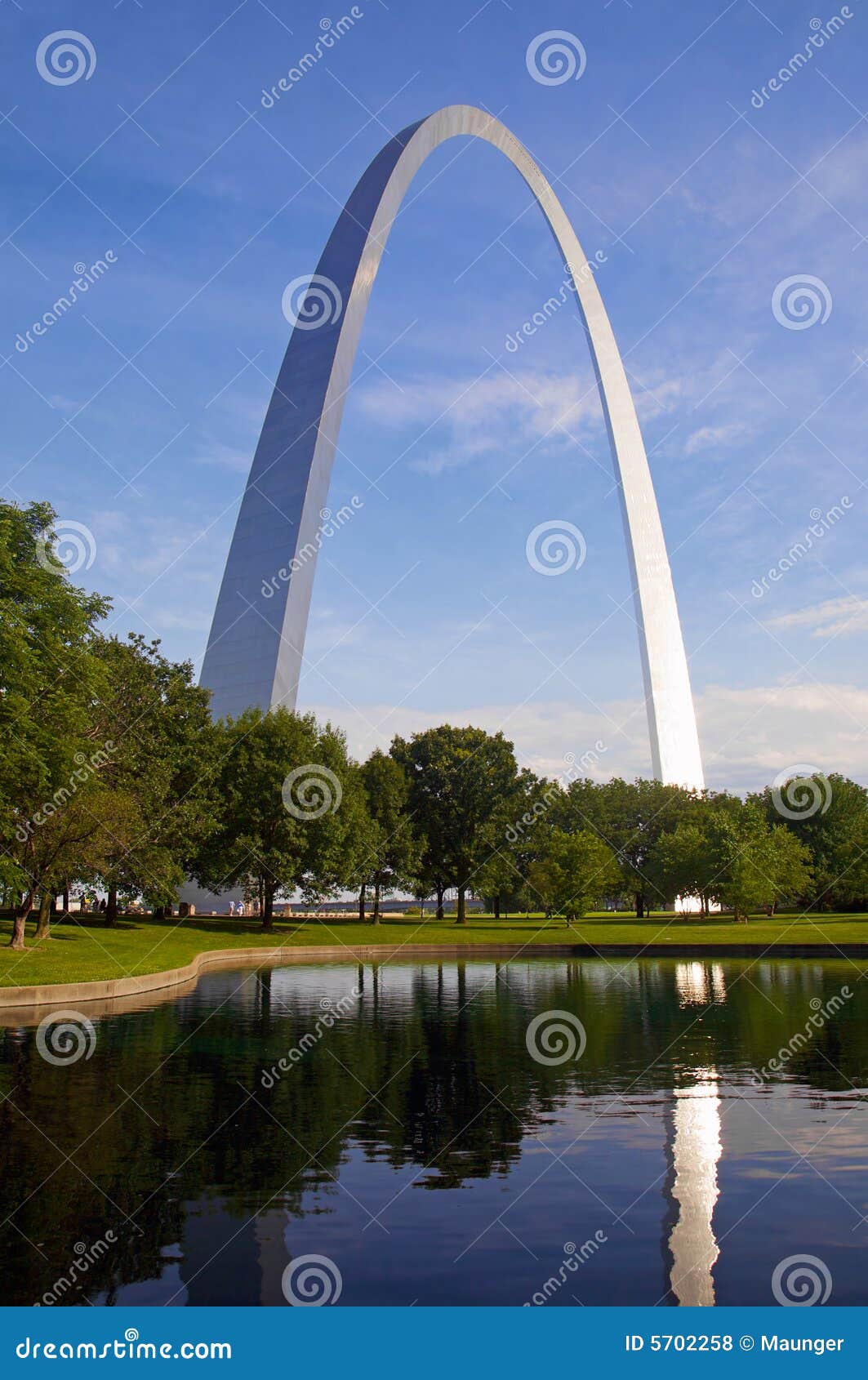 St. Louis Arch and Reflection Stock Photo - Image of modern, gateway ...
