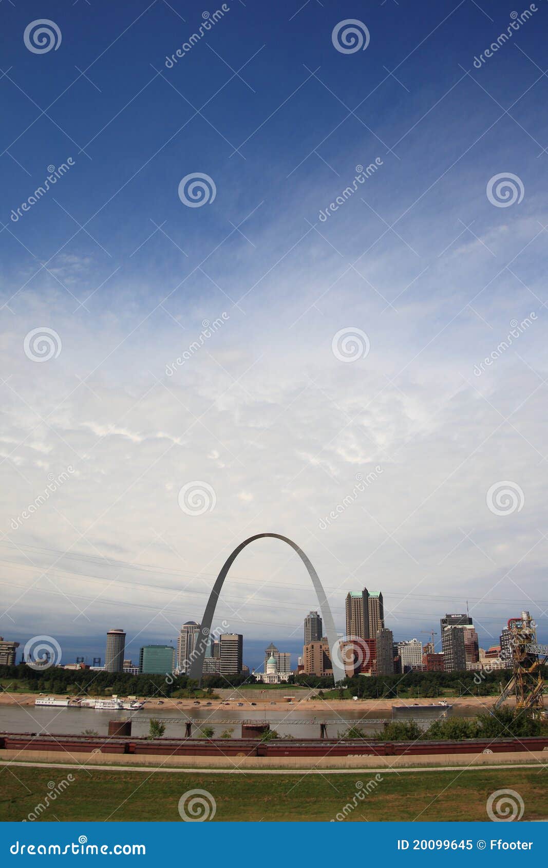 St. Louis Skyline - Gateway Arch Editorial Image - Image of steel ...