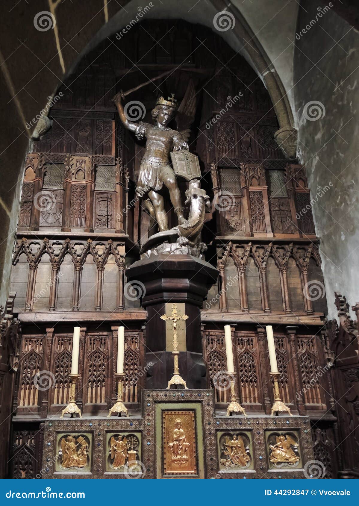 St- Michaelstatue in Der Abtei Mont Saint Michel Redaktionelles Stockfotografie - Bild von ...