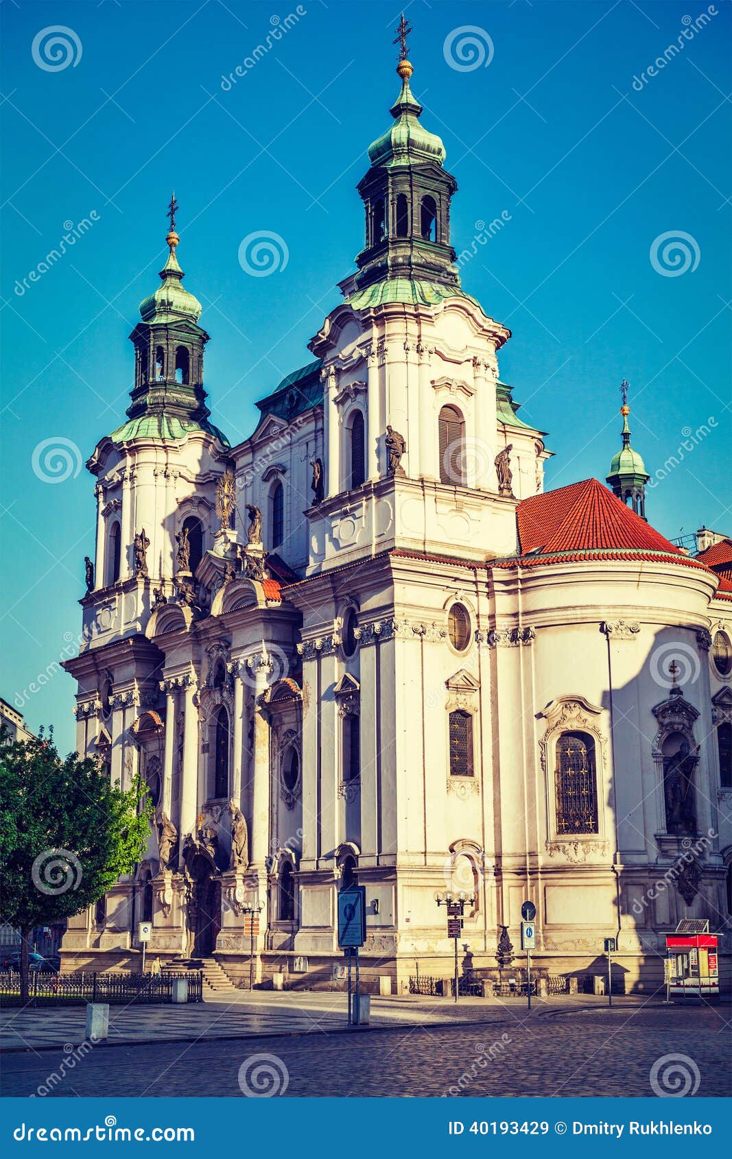 St. Nicholas Kerk Bij Oud Stadsvierkant, Praag Stock Afbeelding - Image ...