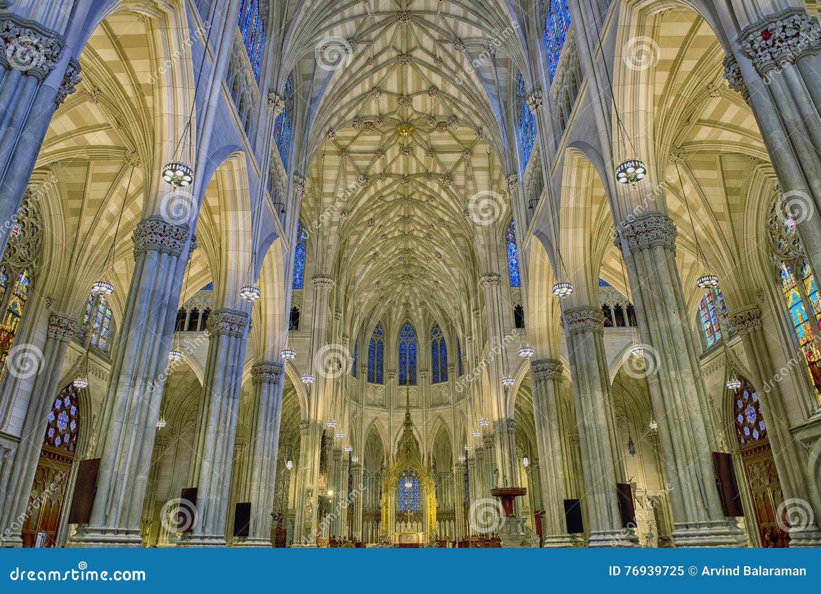 St p, stock afbeelding. Image of stedelijk, godsdienstig - 76939725