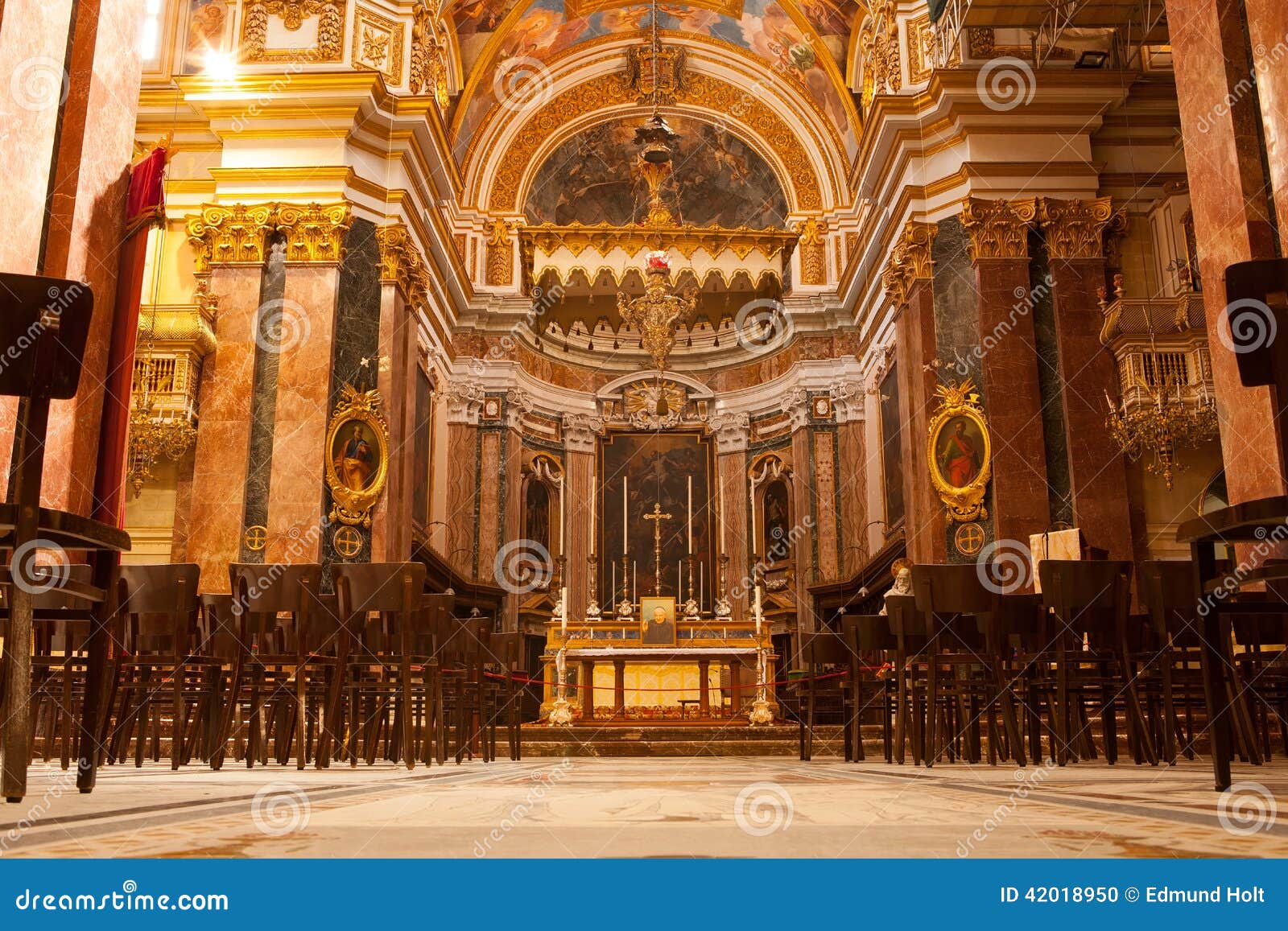 Mdina, Malta. Well At Misrah Mesquita Square And Traditional Facade ...