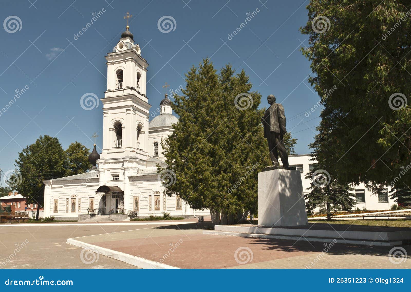 St Peter E Paul Di Tarusa E Una Statua Di Lenin Immagine Stock ...